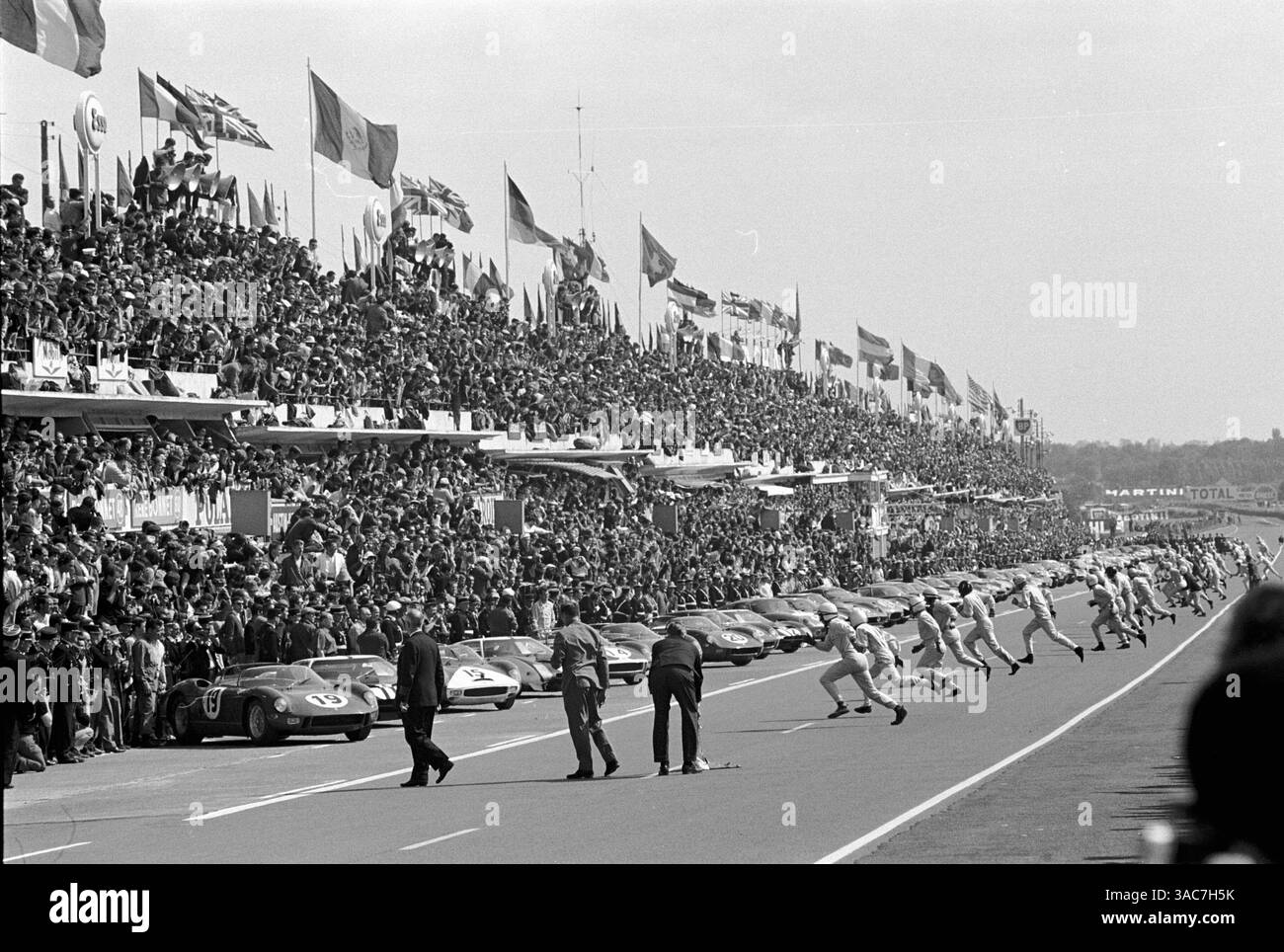 The famous running start of Le Mans.Le Mans 24 Hour Race - La Sarthe ...