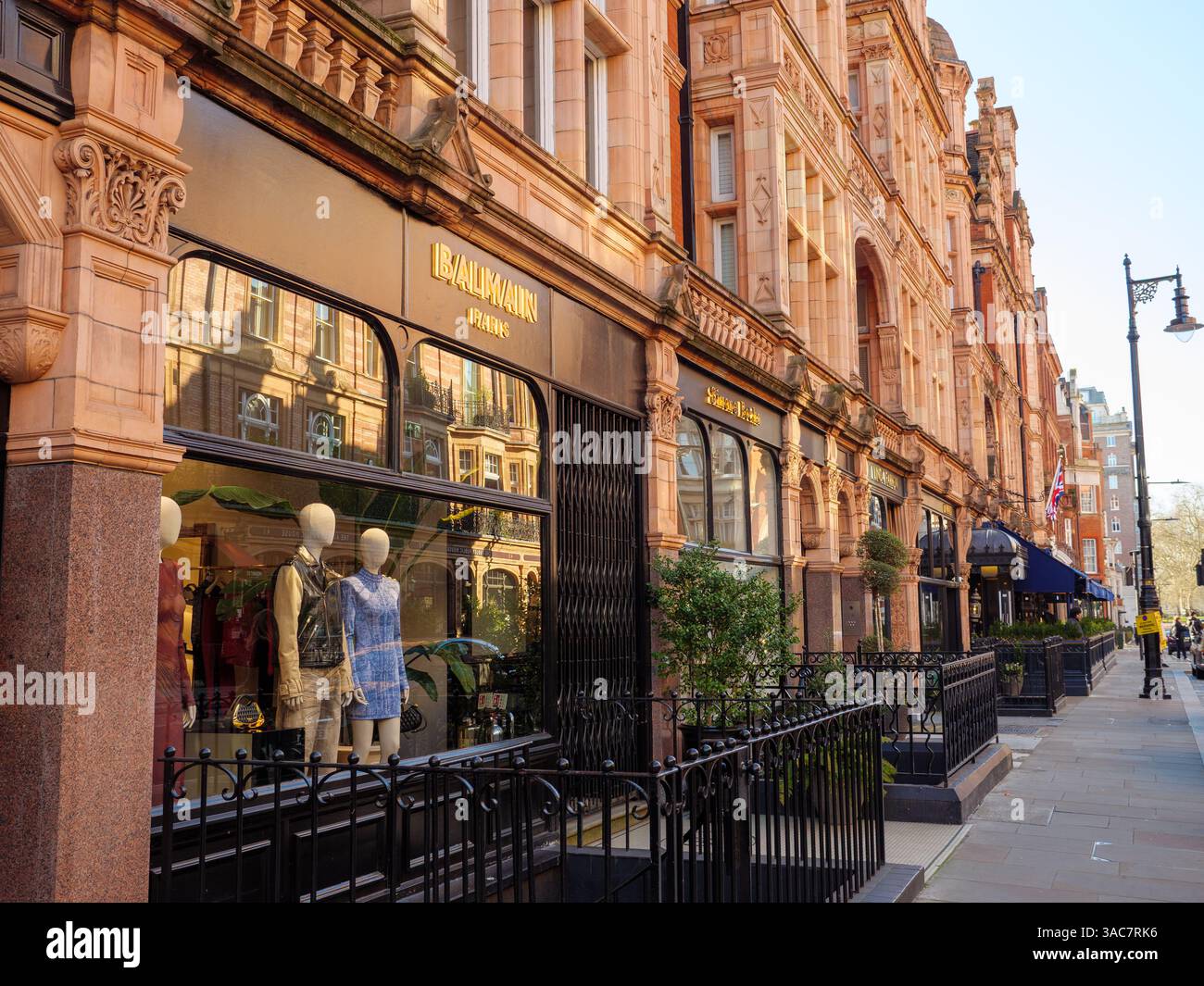 Shops on Mount Street, Mayfair, London, UK Stock Photo - Alamy