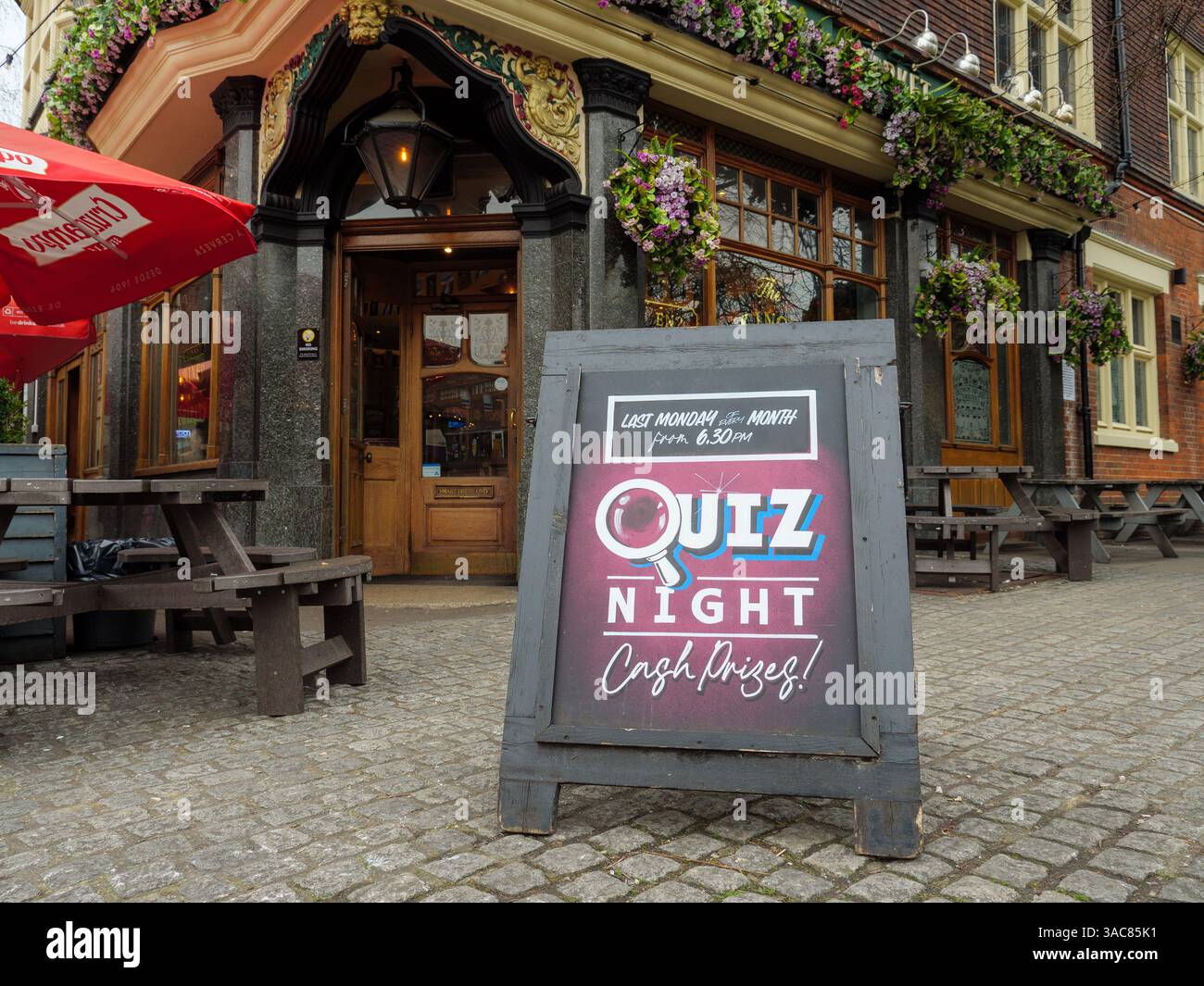 Pub quiz london hi-res stock photography and images - Alamy