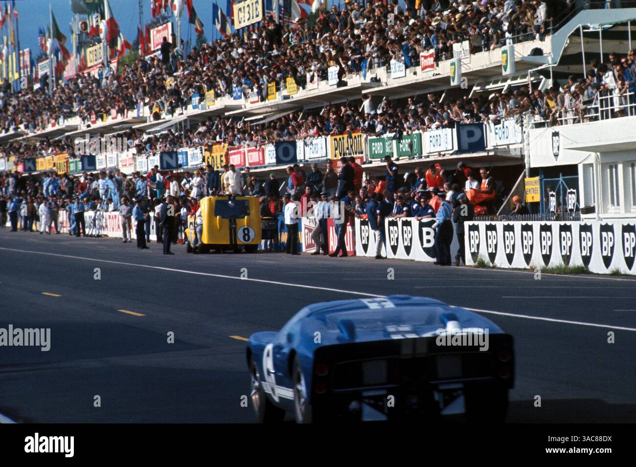 Mario Andretti (USA) / Lucien Bianchi (BEL) Ford GT40 Mk II..Le Mans 24 ...