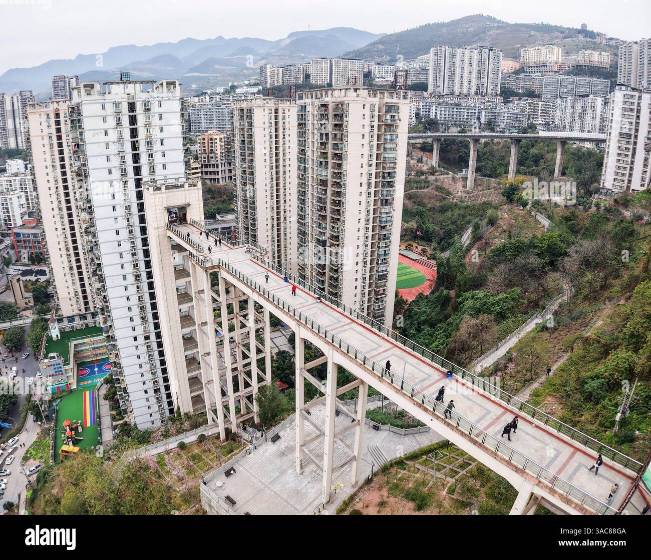 (250403) -- CHONGQING, April 3, 2025 (Xinhua) -- An aerial drone photo ...