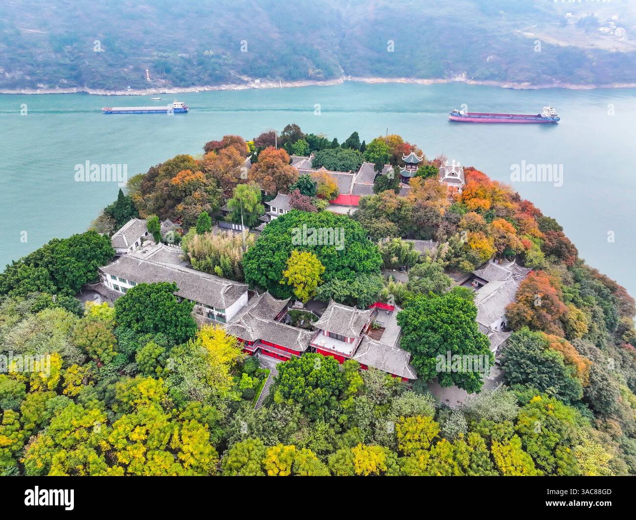 (250403) -- CHONGQING, April 3, 2025 (Xinhua) -- An aerial drone photo ...