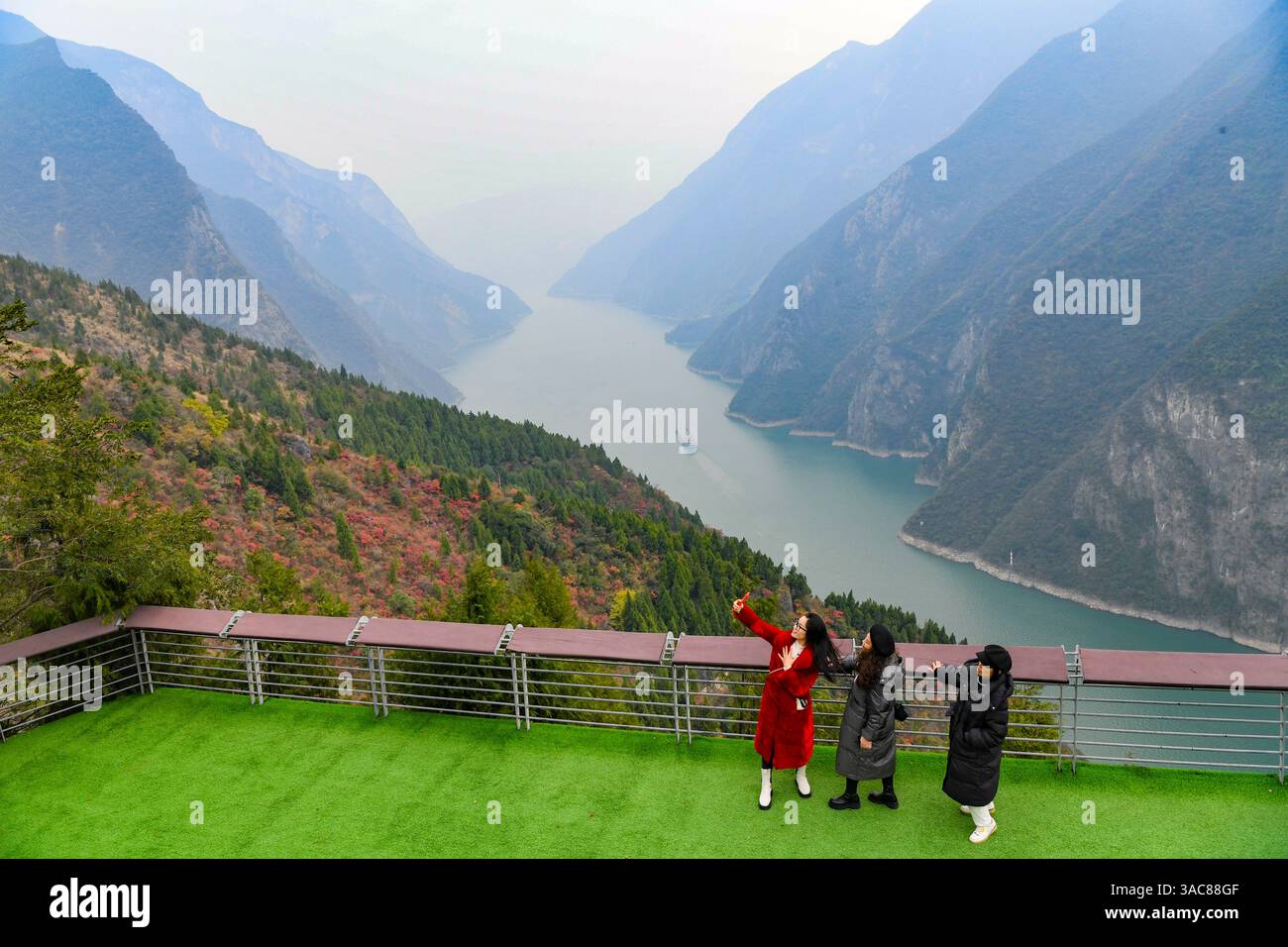 (250403) -- CHONGQING, April 3, 2025 (Xinhua) -- Tourists visit a ...