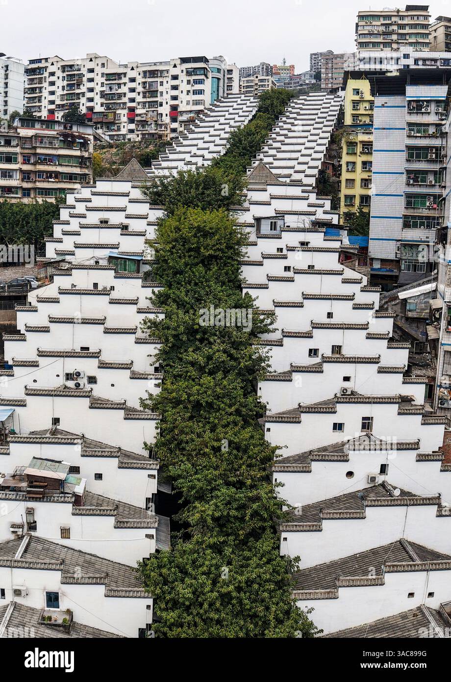 (250403) -- CHONGQING, April 3, 2025 (Xinhua) -- An aerial drone photo ...