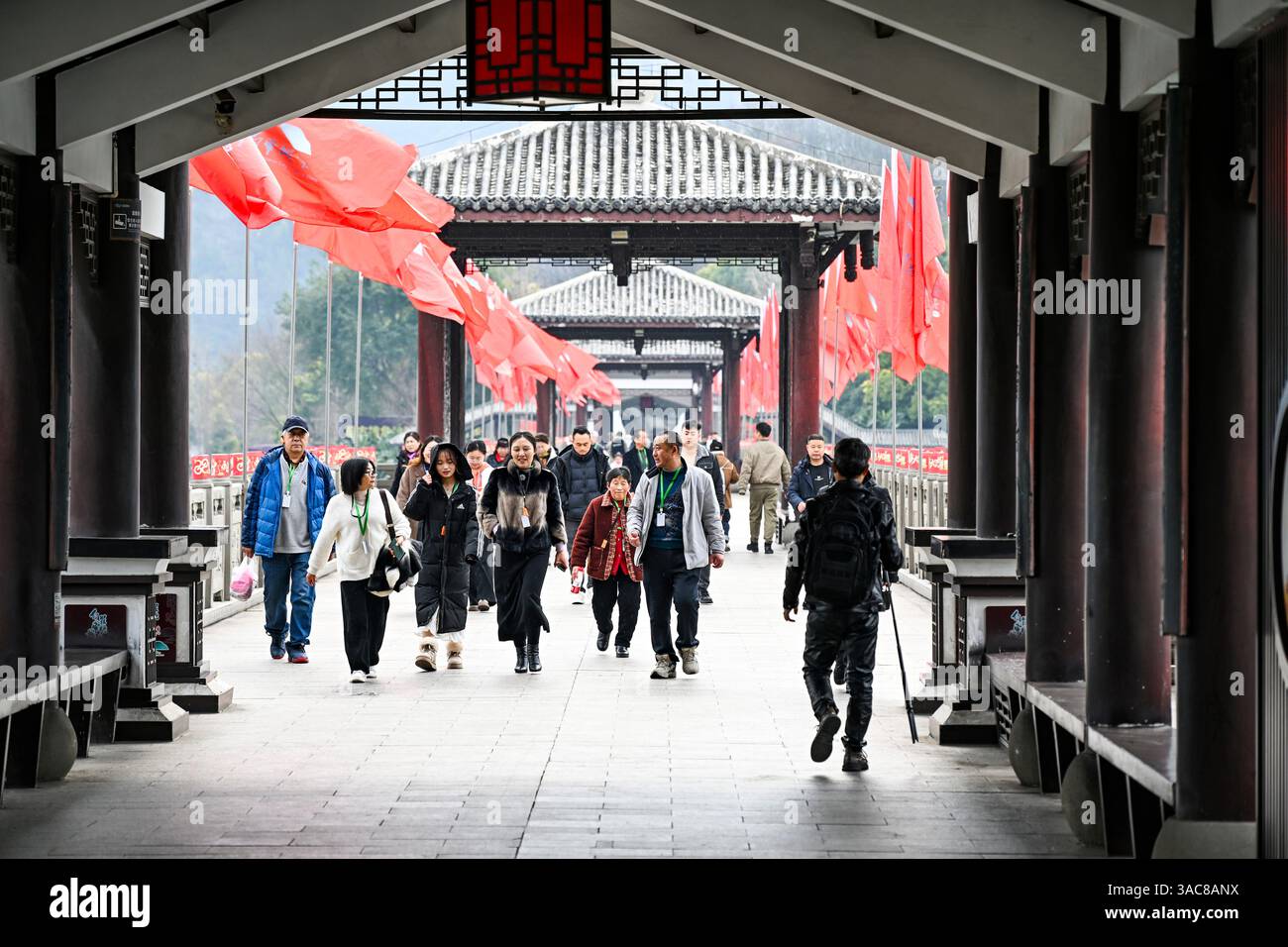(250403) -- CHONGQING, April 3, 2025 (Xinhua) -- Tourists visit the ...