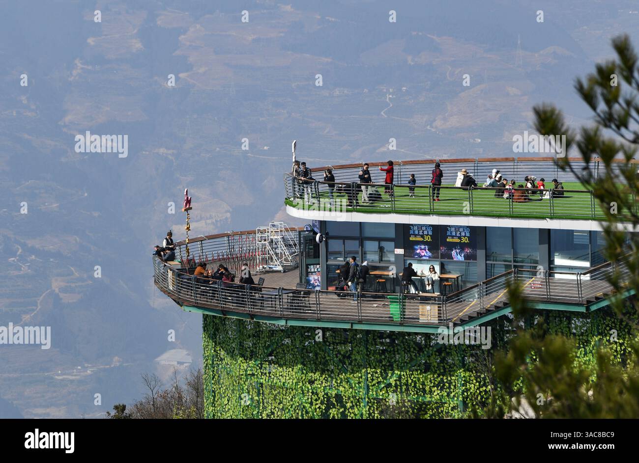 (250403) -- CHONGQING, April 3, 2025 (Xinhua) -- Tourists visit a ...
