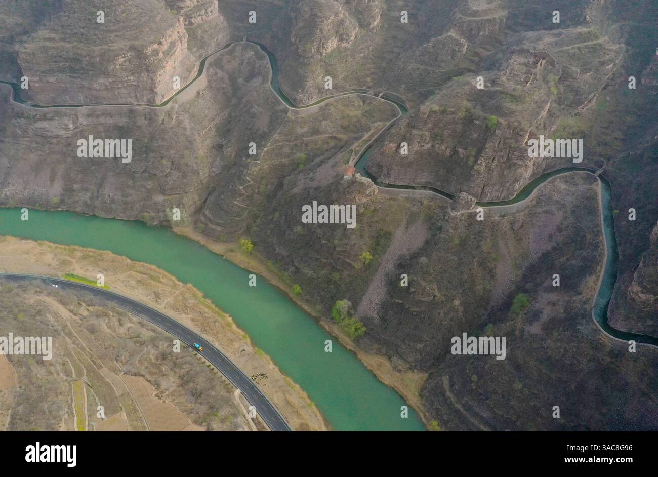 (250403) -- ZHENGZHOU, April 3, 2025 (Xinhua) -- An aerial drone photo ...