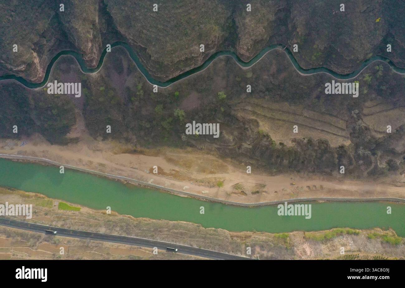 (250403) -- ZHENGZHOU, April 3, 2025 (Xinhua) -- An aerial drone photo ...