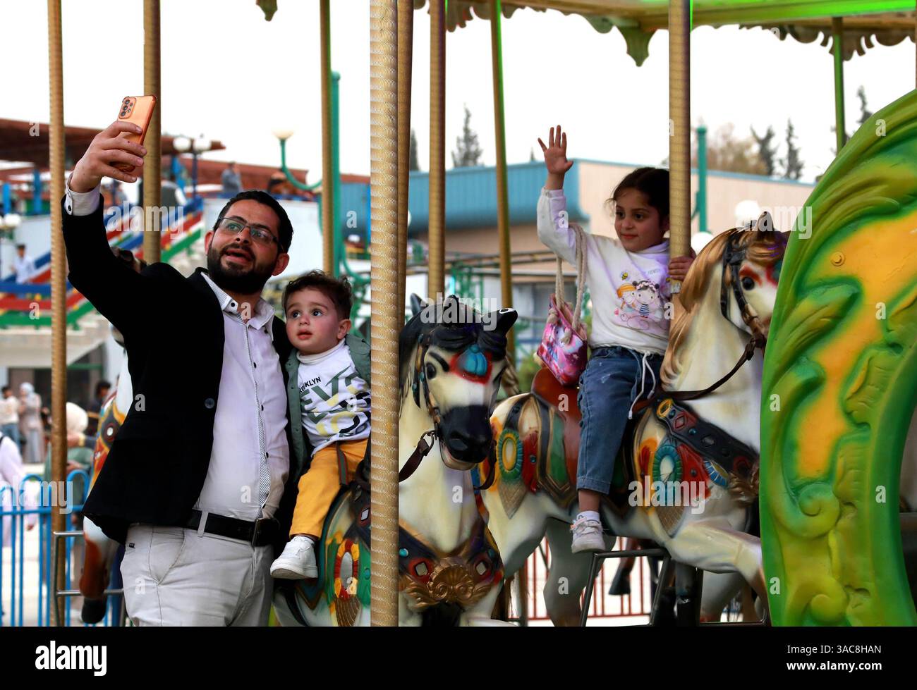 (250403) -- DAMASCUS, April 3, 2025 (Xinhua) -- People have fun at an ...