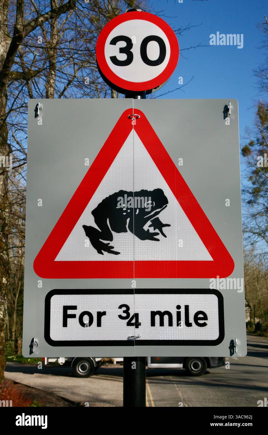 A road sign indicating a Migratory Toad Crossing Stock Photo - Alamy