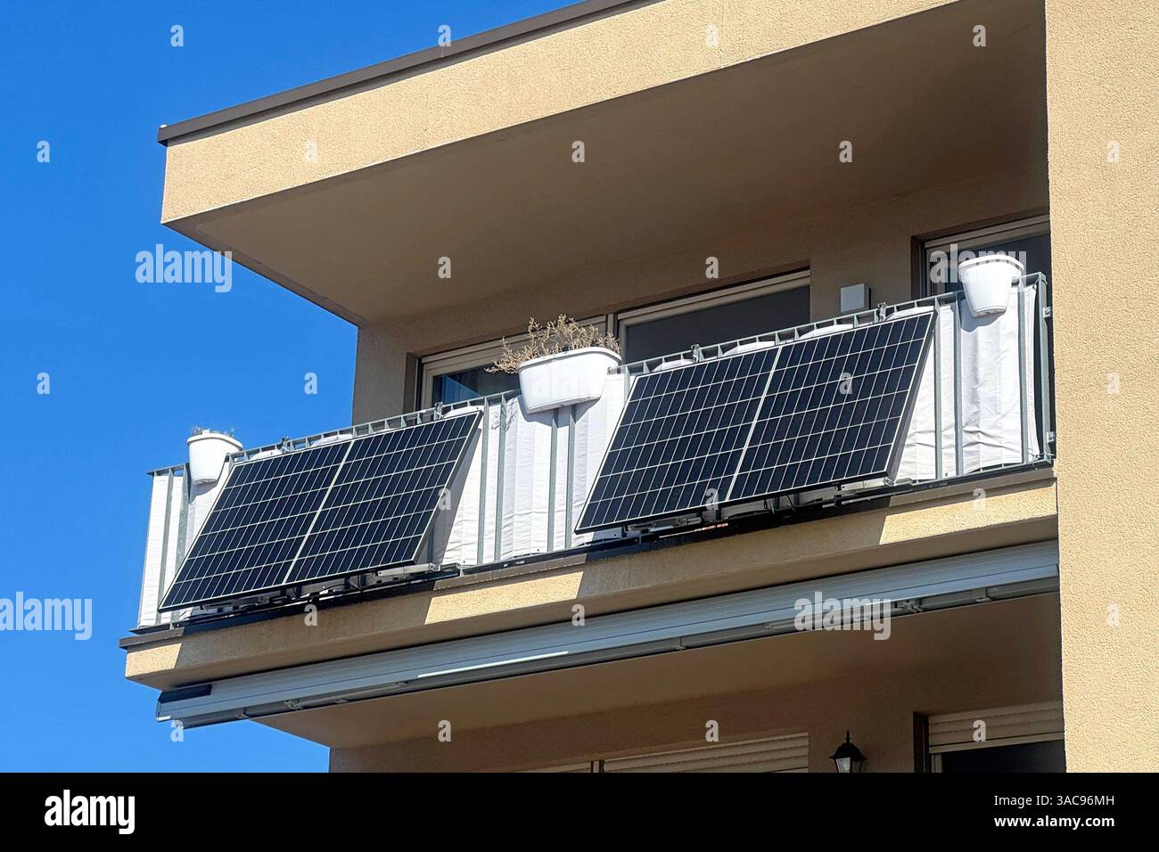 Balkonkarftwerk am Gelaender von einem Balkon an einer Wohnung ...