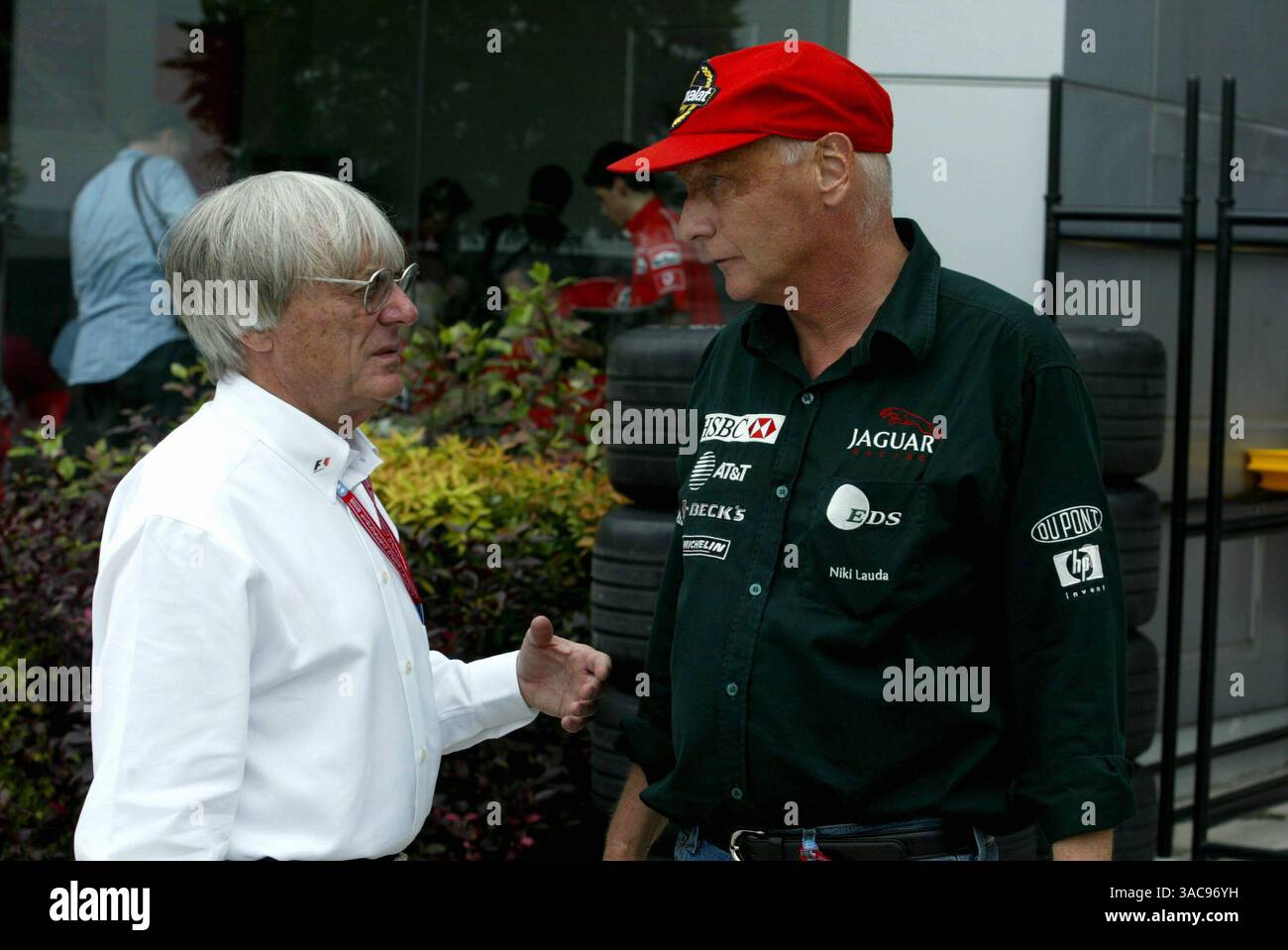 F1 Supremo Bernie Ecclestone (GBR) (Left) talks with Jaguar Team ...