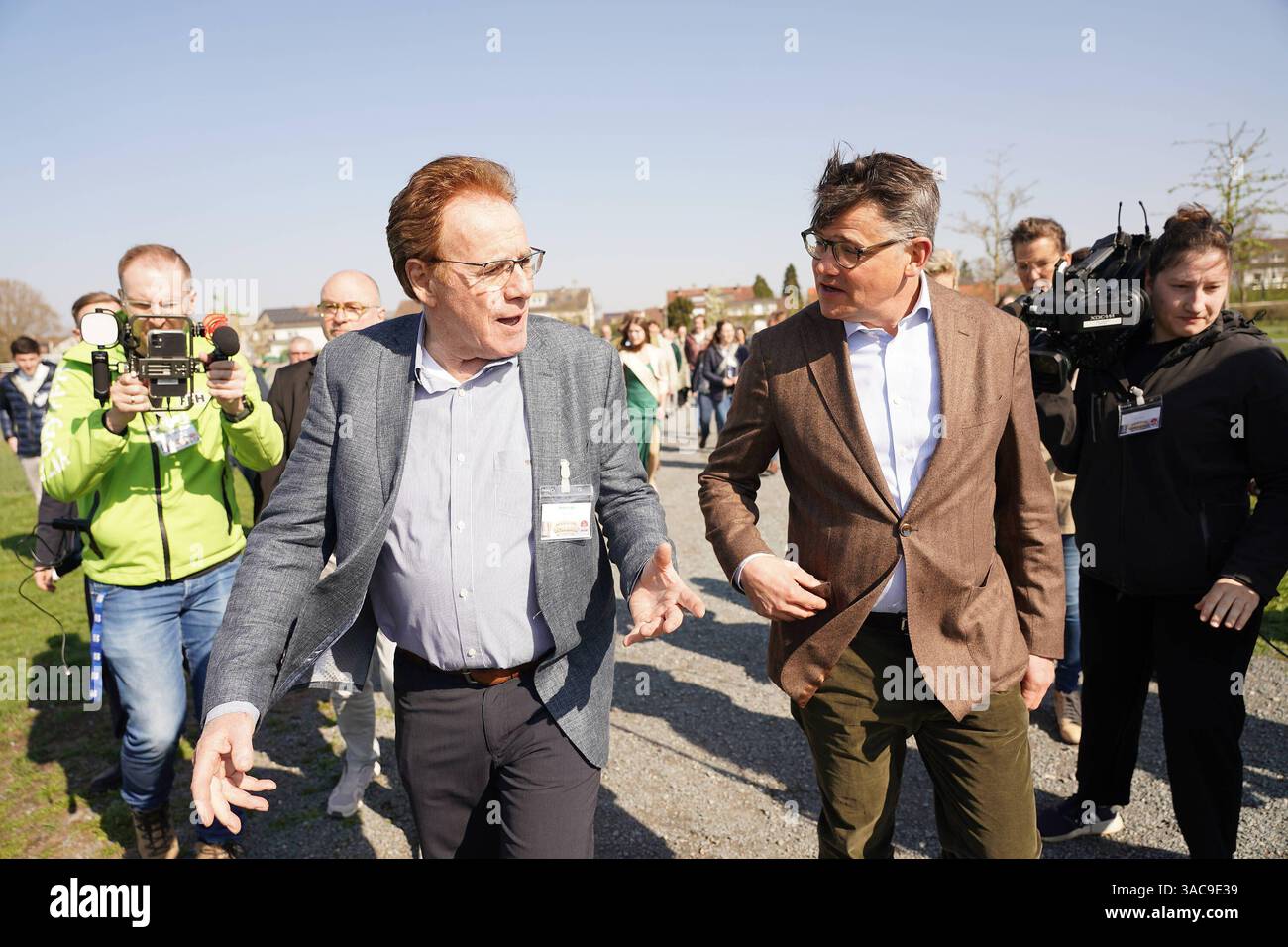 Hessischer Ministerpräsident Boris Rhein CDU mit Landwirt Peter Lipp ...