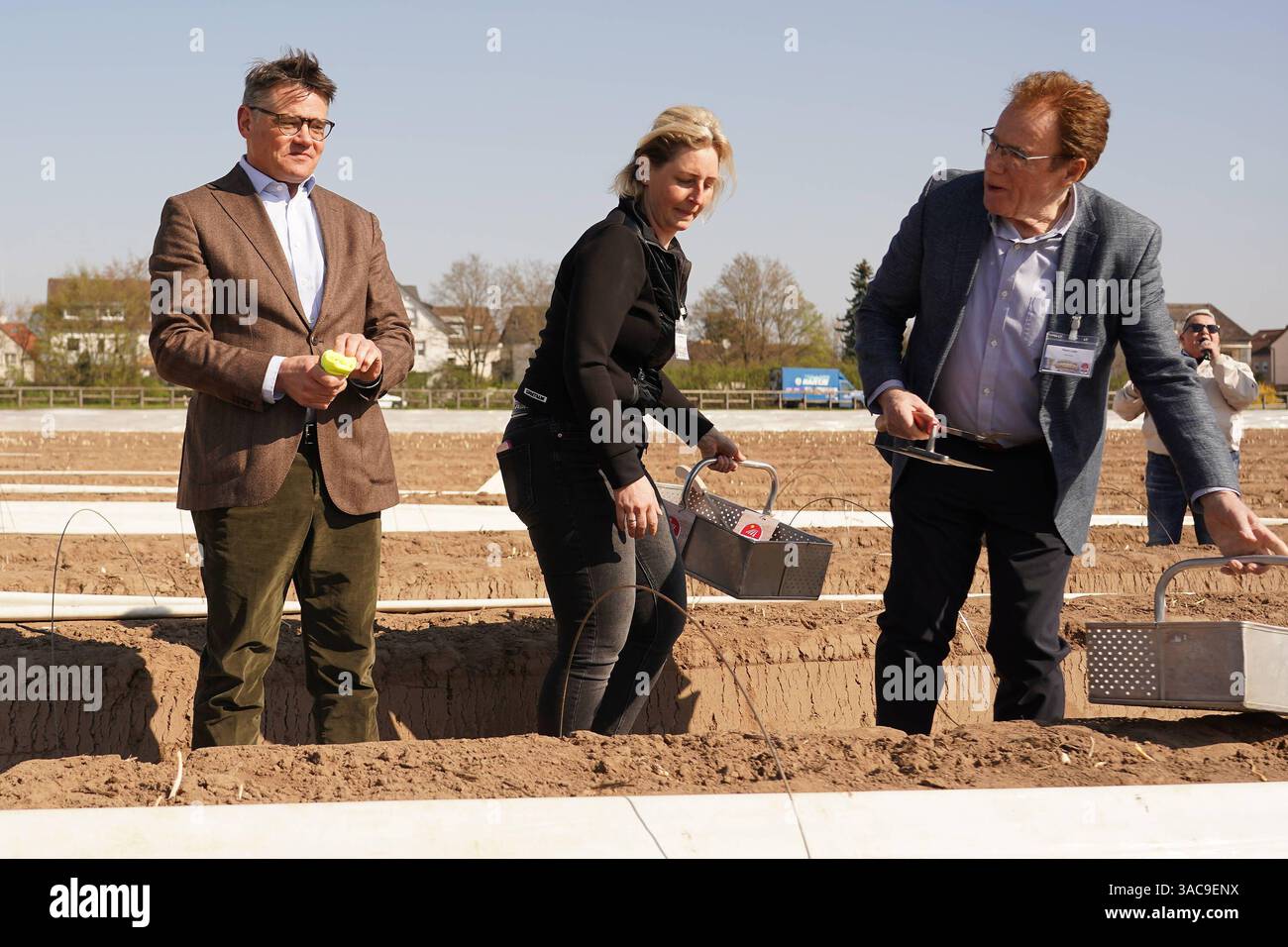 Hessischer Ministerpräsident Boris Rhein CDU mit Landwirt Peter Lipp ...