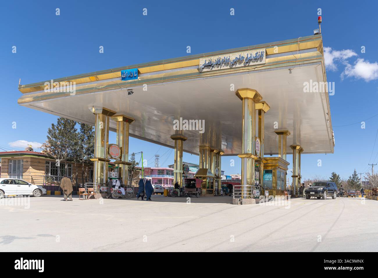 Desert view gas station hi-res stock photography and images - Alamy