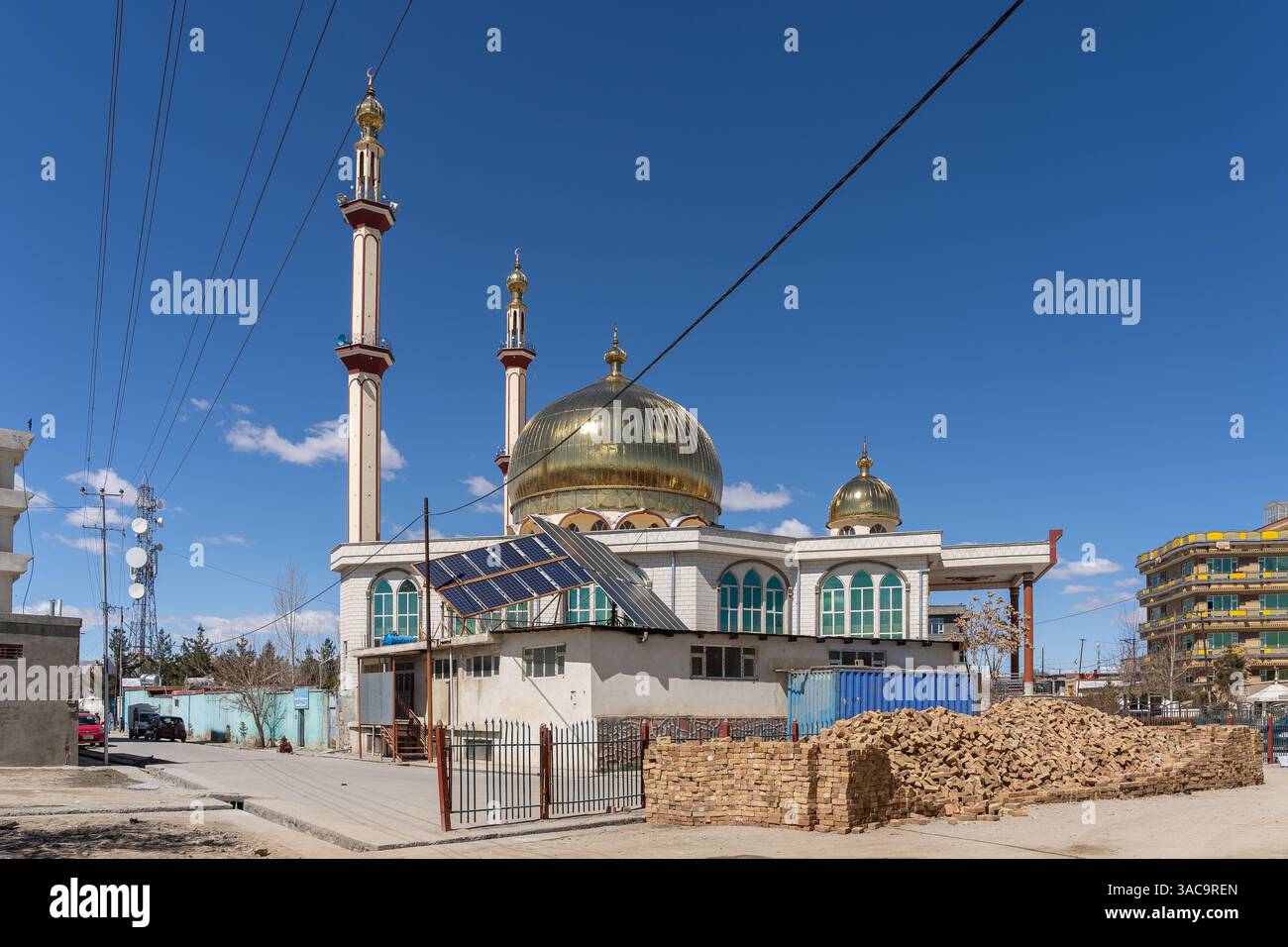 Urban mosque setting hi-res stock photography and images - Alamy