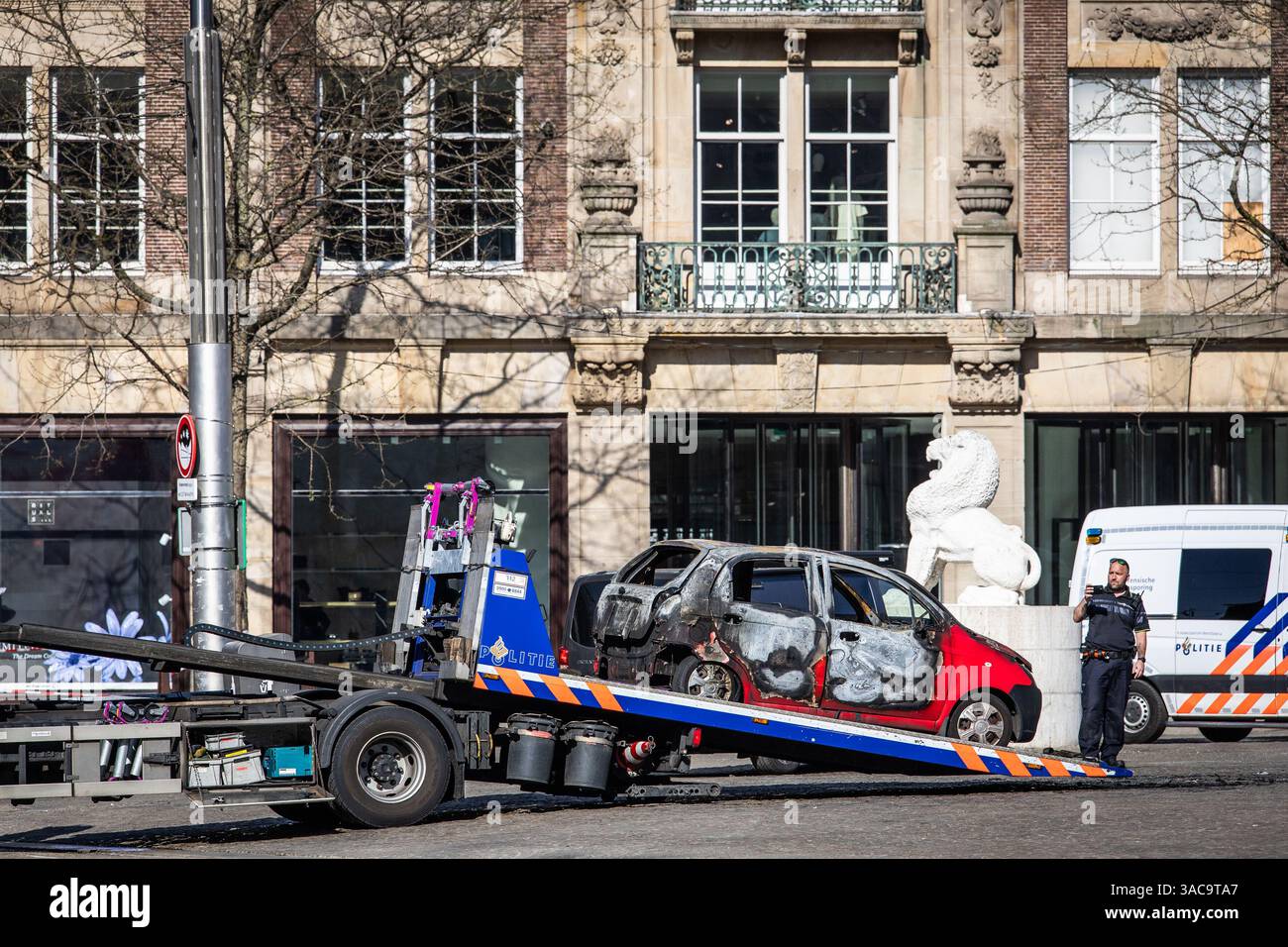 AMSTERDAM - The vehicle is hoisted onto a trailer and taken away. A car ...