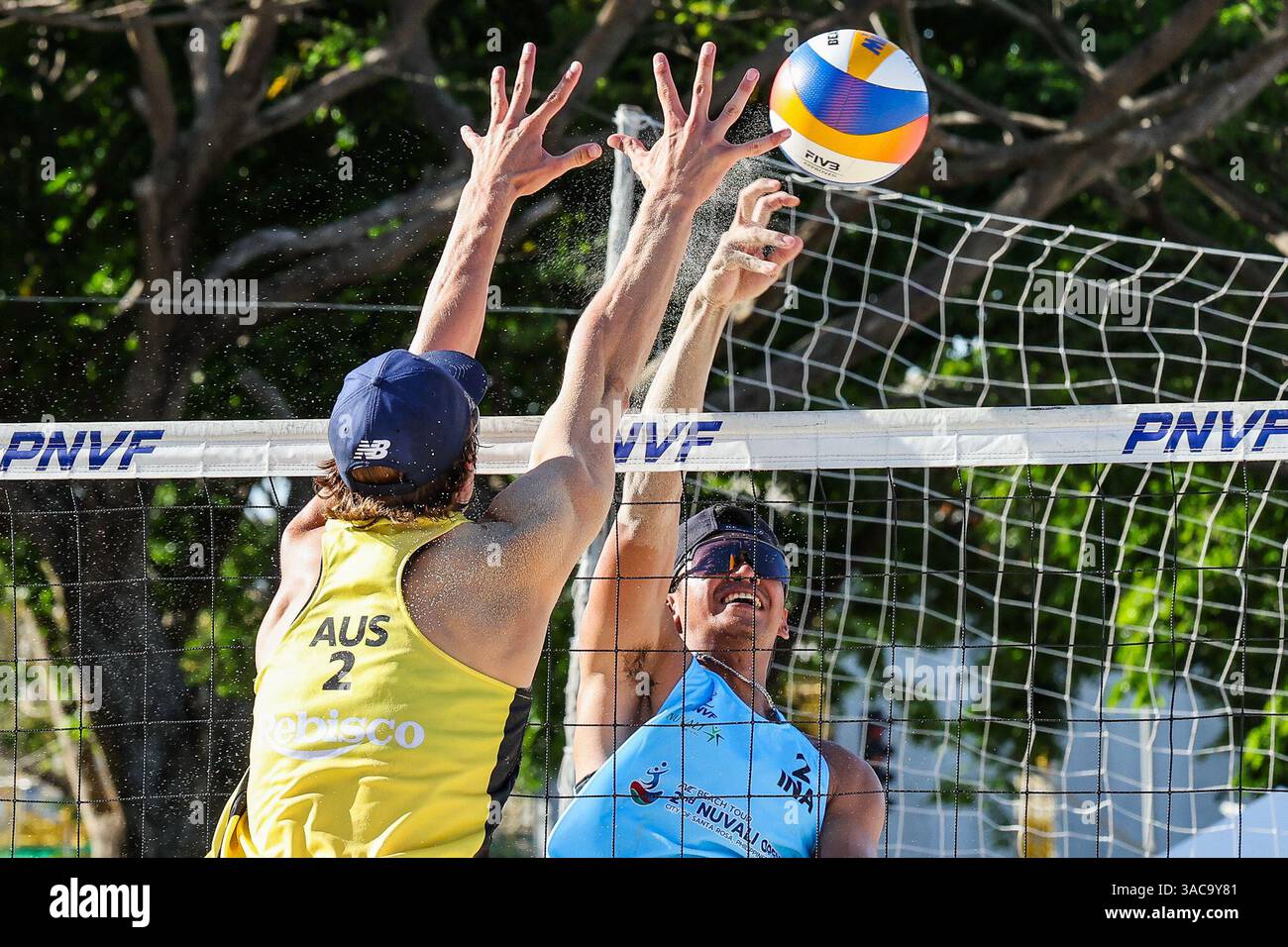 (250403) -- LAGUNA PROVINCE, April 3, 2025 (Xinhua) -- Luke Ryan (L) of ...