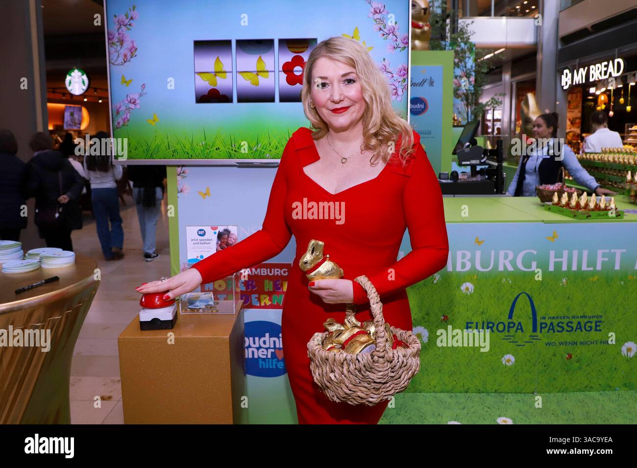 Sandra Quadflieg mit Lind Gold Oster Hasen beim Promi Charity Event mit ...