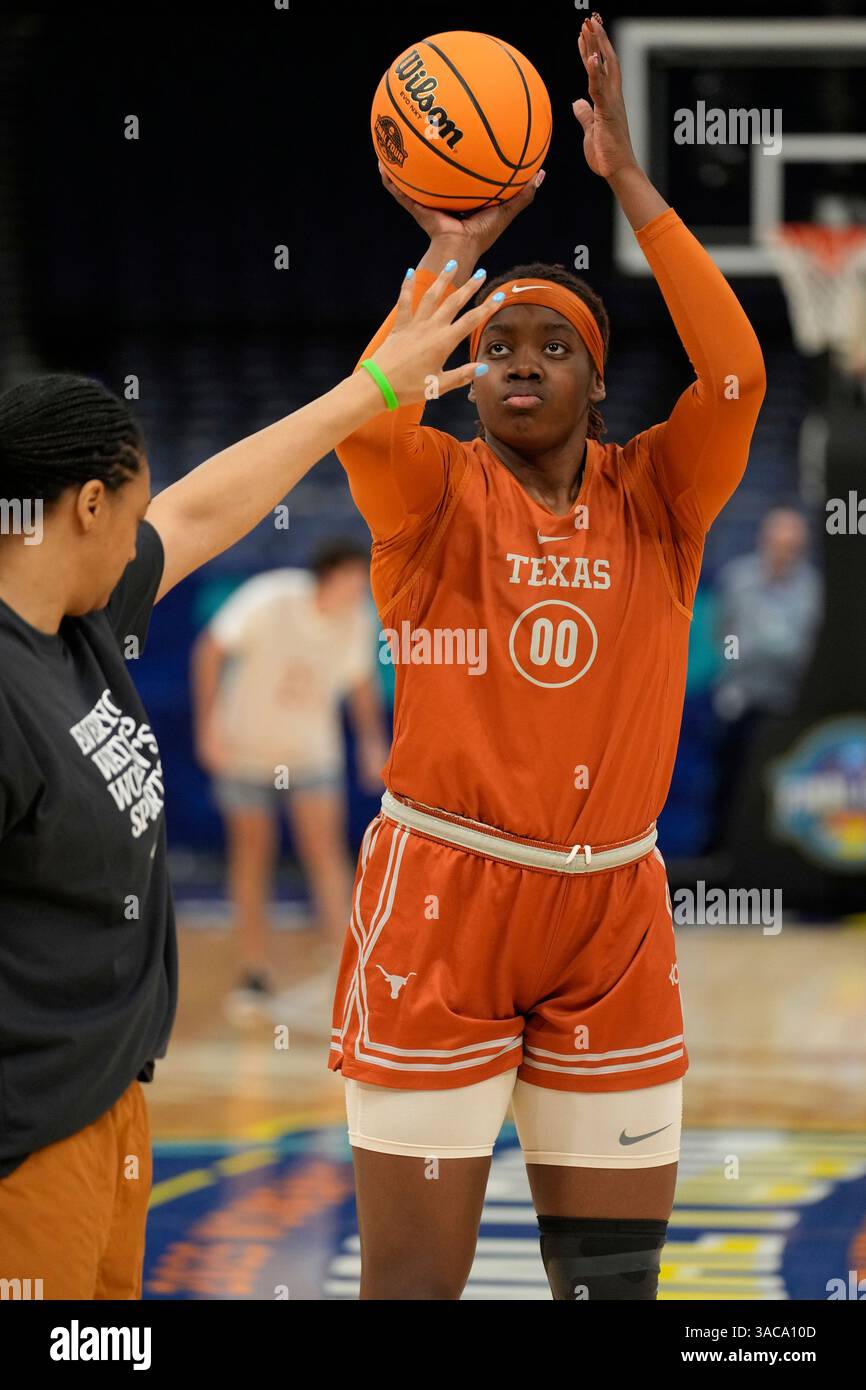 Texas forward Kyla Oldacre (00) shoots during practice at the Final ...