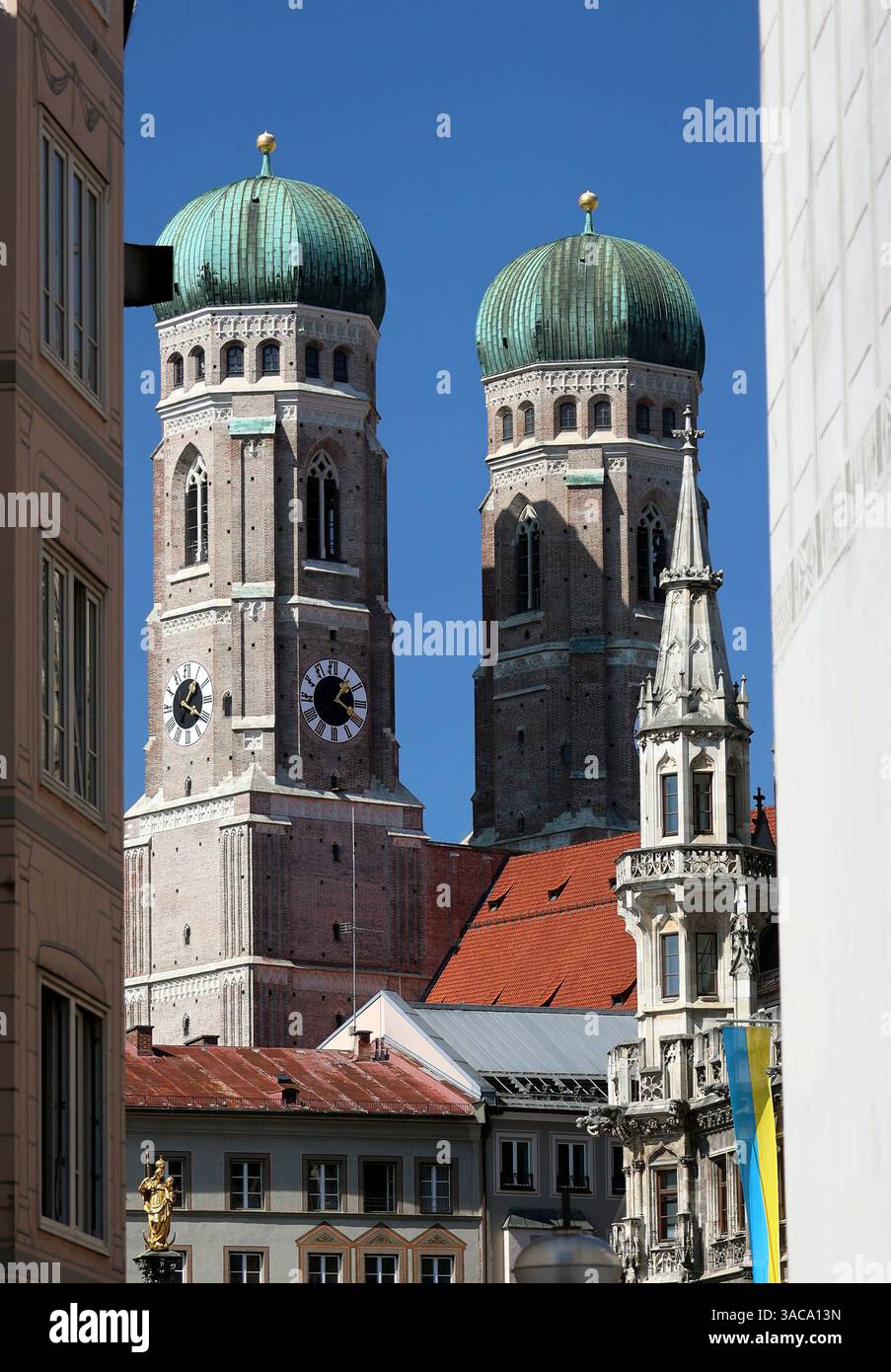 Hier im Bild die beiden Kirchtürme der Frauenkirche in München ...