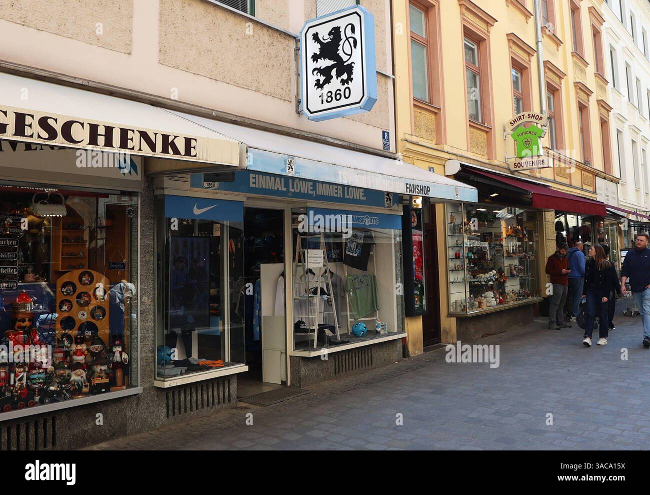 Hier im Bild der TSV 1860 München Fanshop in der Orlandostrasse ...