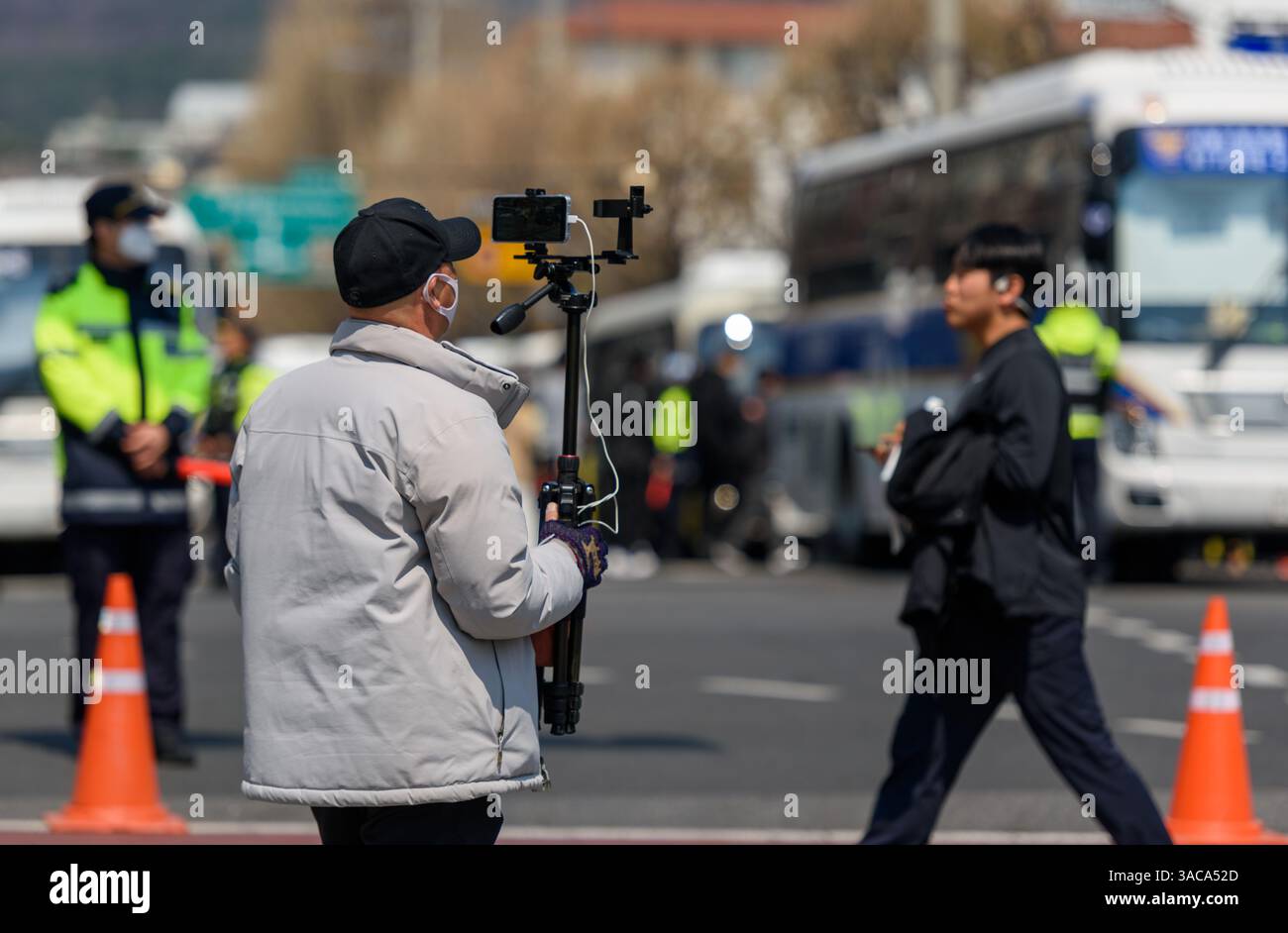 A YouTuber broadcasts police vehicles lining up like barricades around ...