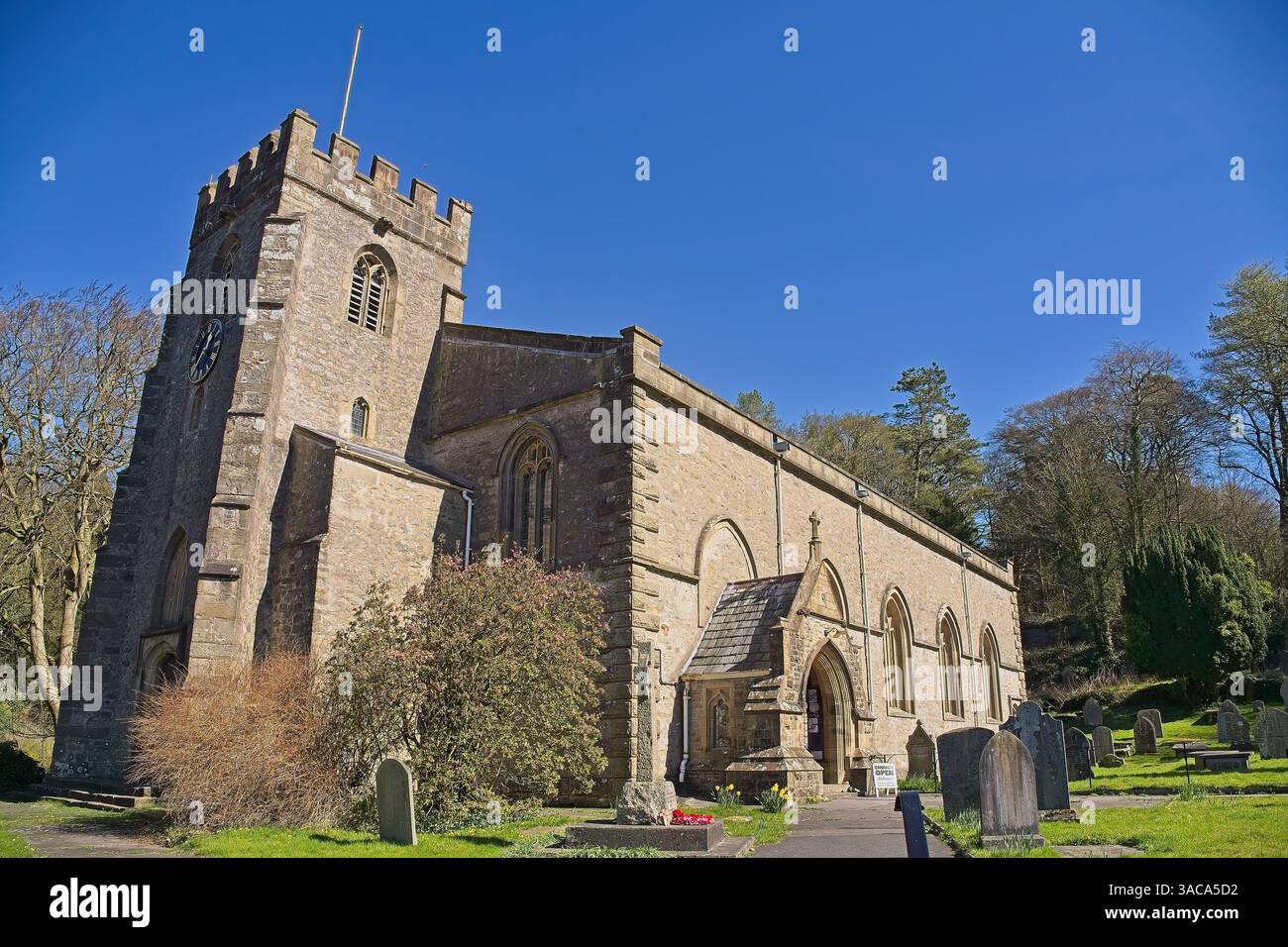 St Mary's church in the centre of Clapham in the Yorkshire Dales Stock ...