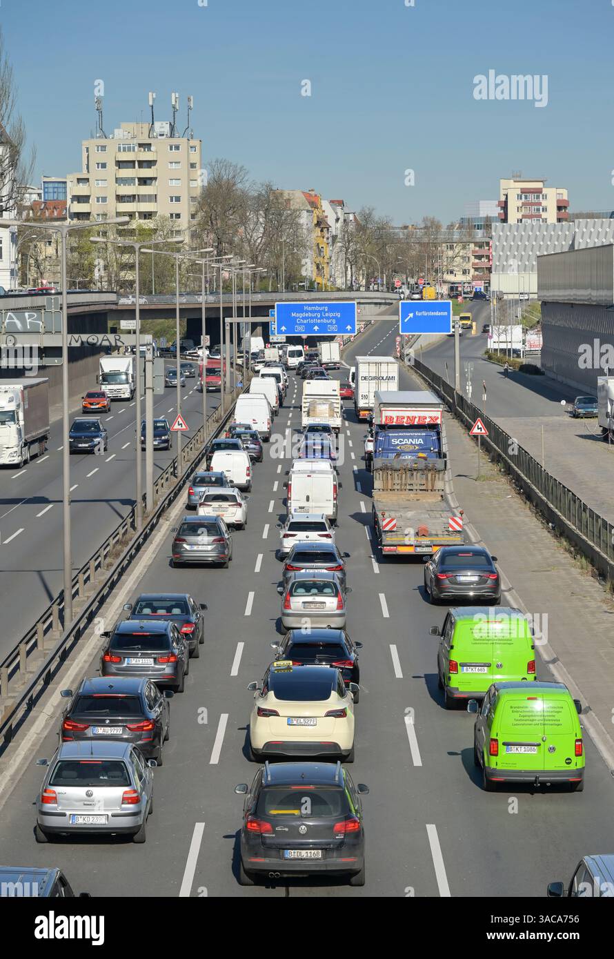 Autobahn A 100, Stau und zähfließender Verkehr nahe der Abfahrt ...