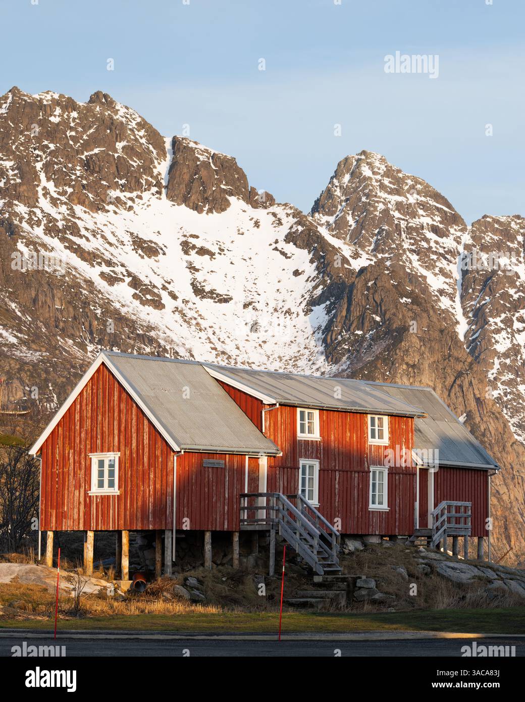 Lofoten rorbuer norwegen arktis hi-res stock photography and images - Alamy