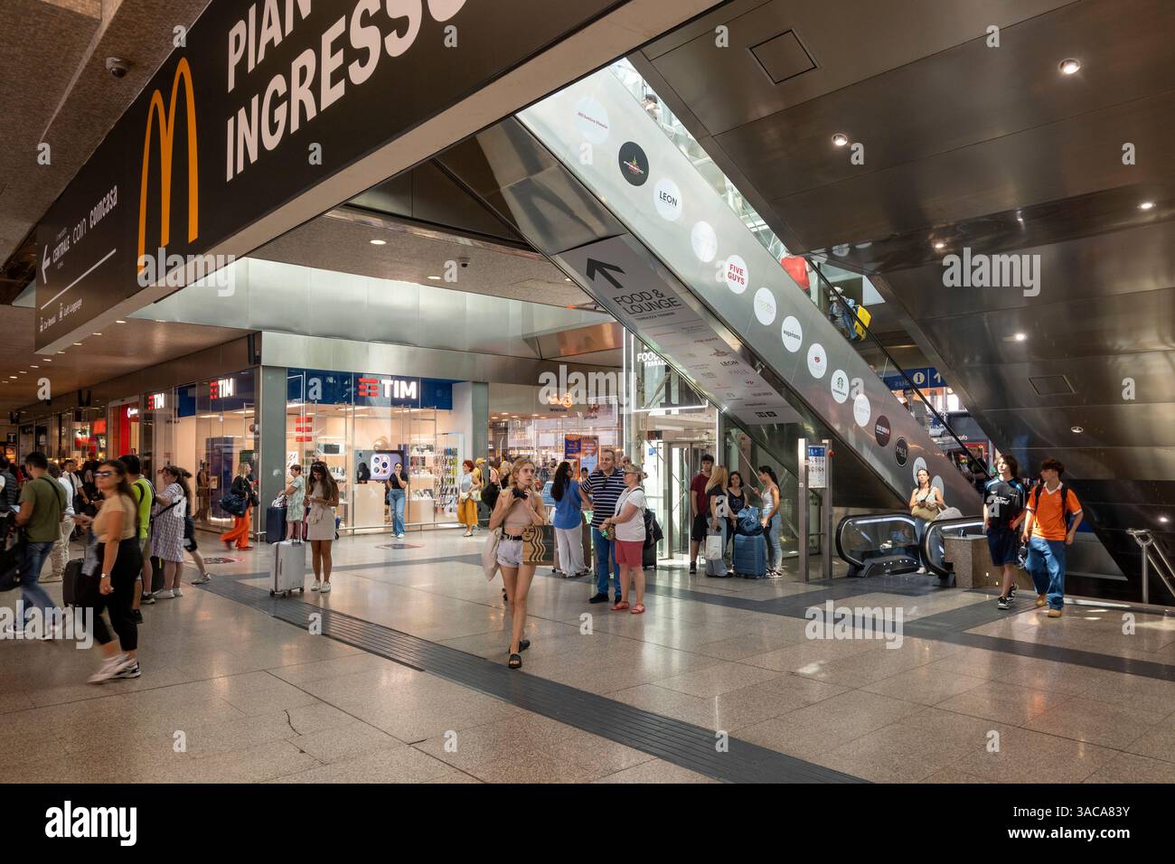 Interior of Roma Termini train station Stock Photo - Alamy