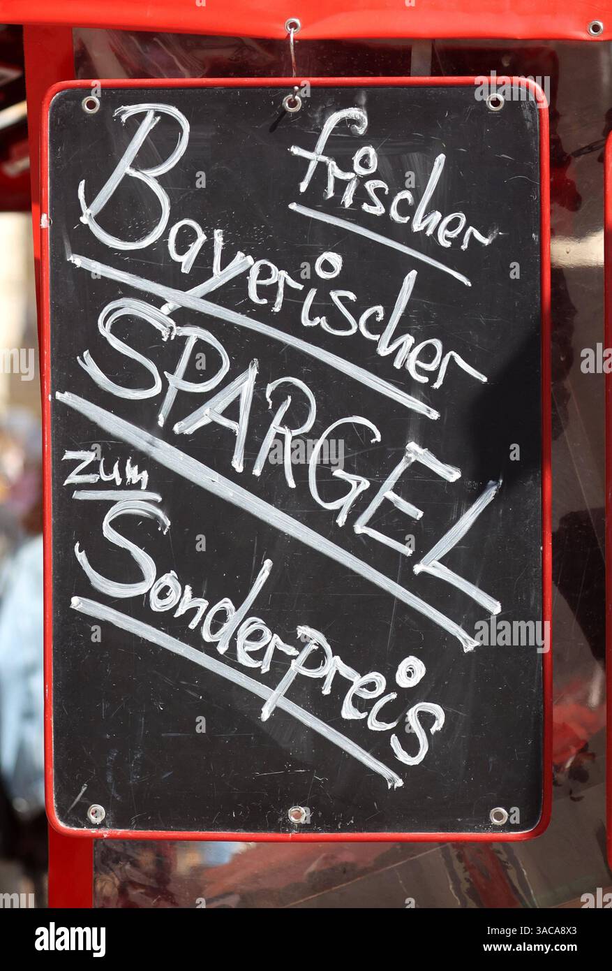 Hier im Bild ein Schild, frischer Bayerischer Spargel zum Sonderpreis ...