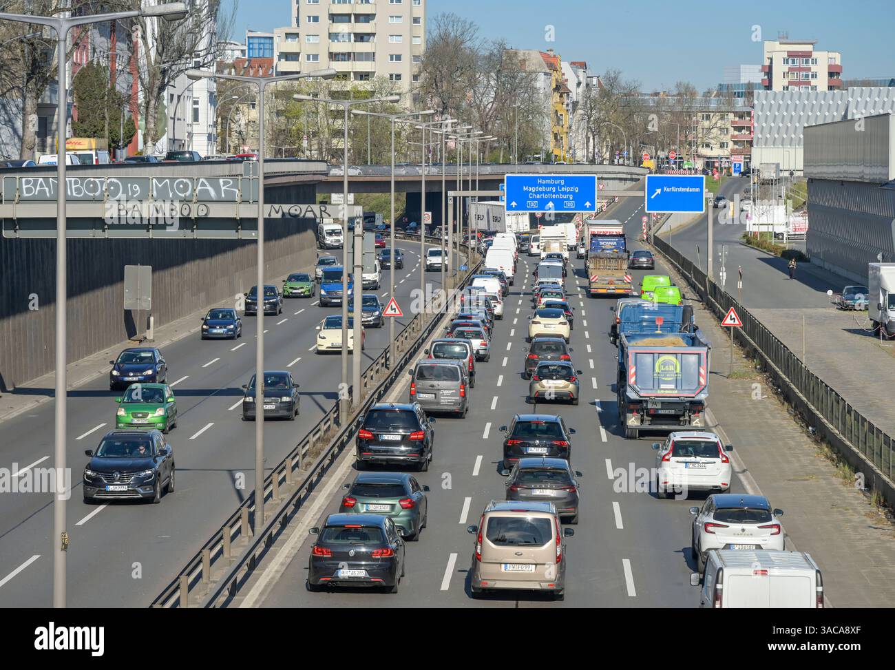 Autobahn A 100, Stau und zähfließender Verkehr nahe der Abfahrt ...