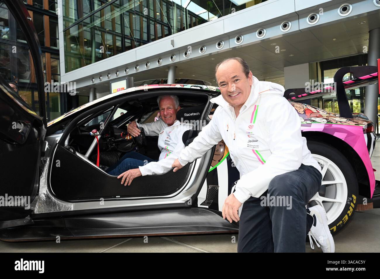 Christian Danner posiert am Steuer eines GT3 Rennwagen und Wolfram Kons ...