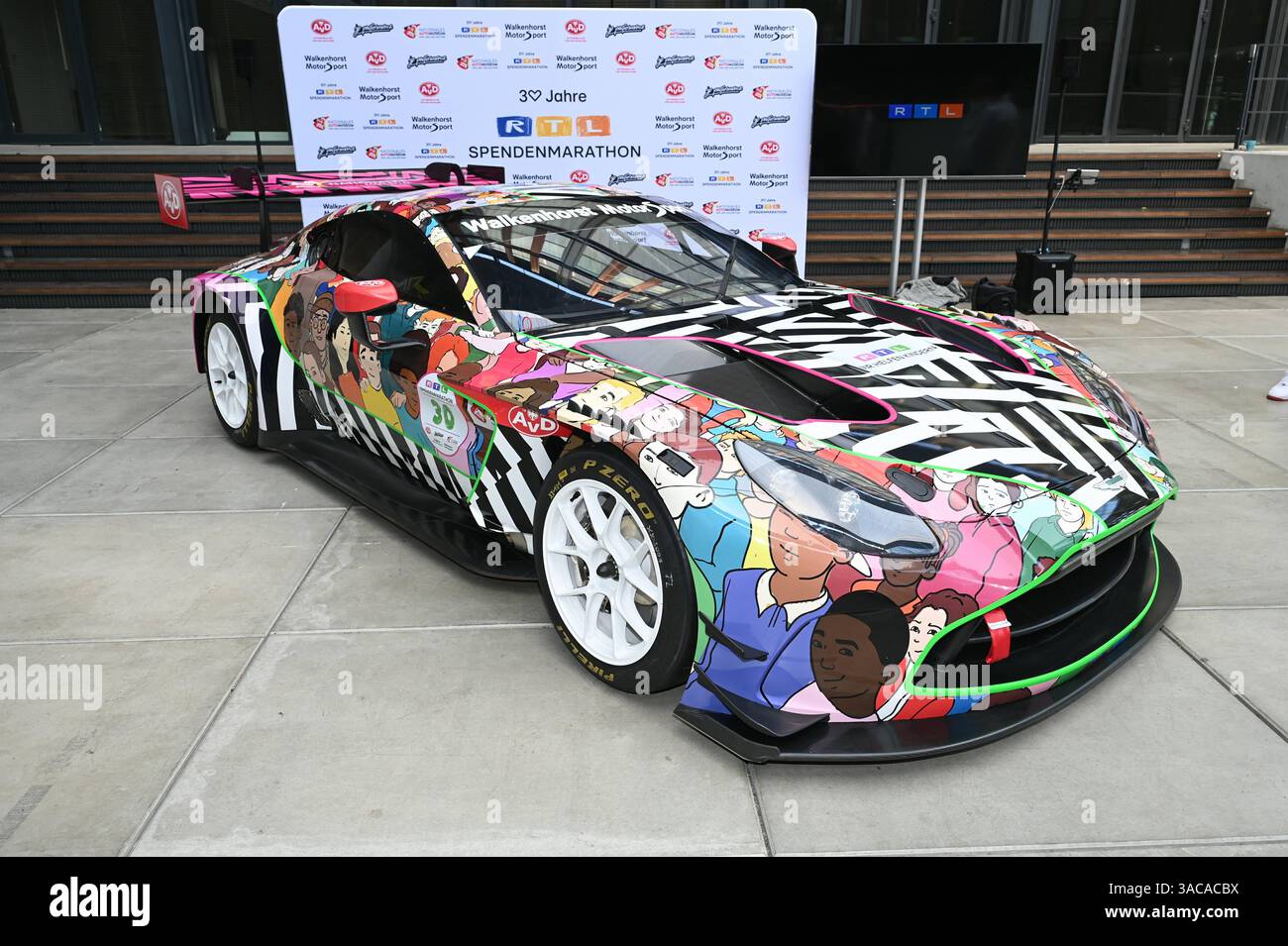bei der Enthüllung des Charity Car Projekt, einem Aston Martin Vantage ...