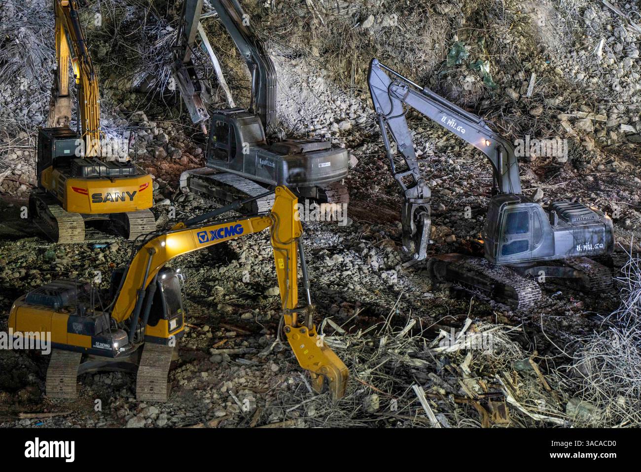 Bangkok, Bangkok, Thailand. 3rd Apr, 2025. Heavy machinery is used to ...