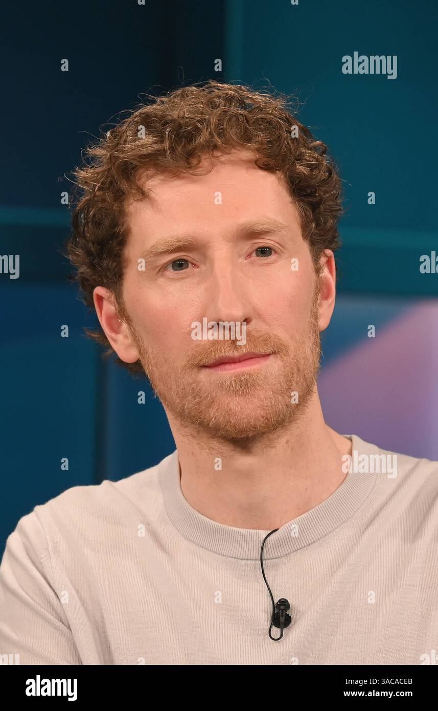 Moderator Louis Klamroth in seiner ARD Talkshow Hart aber Fair mit dem ...