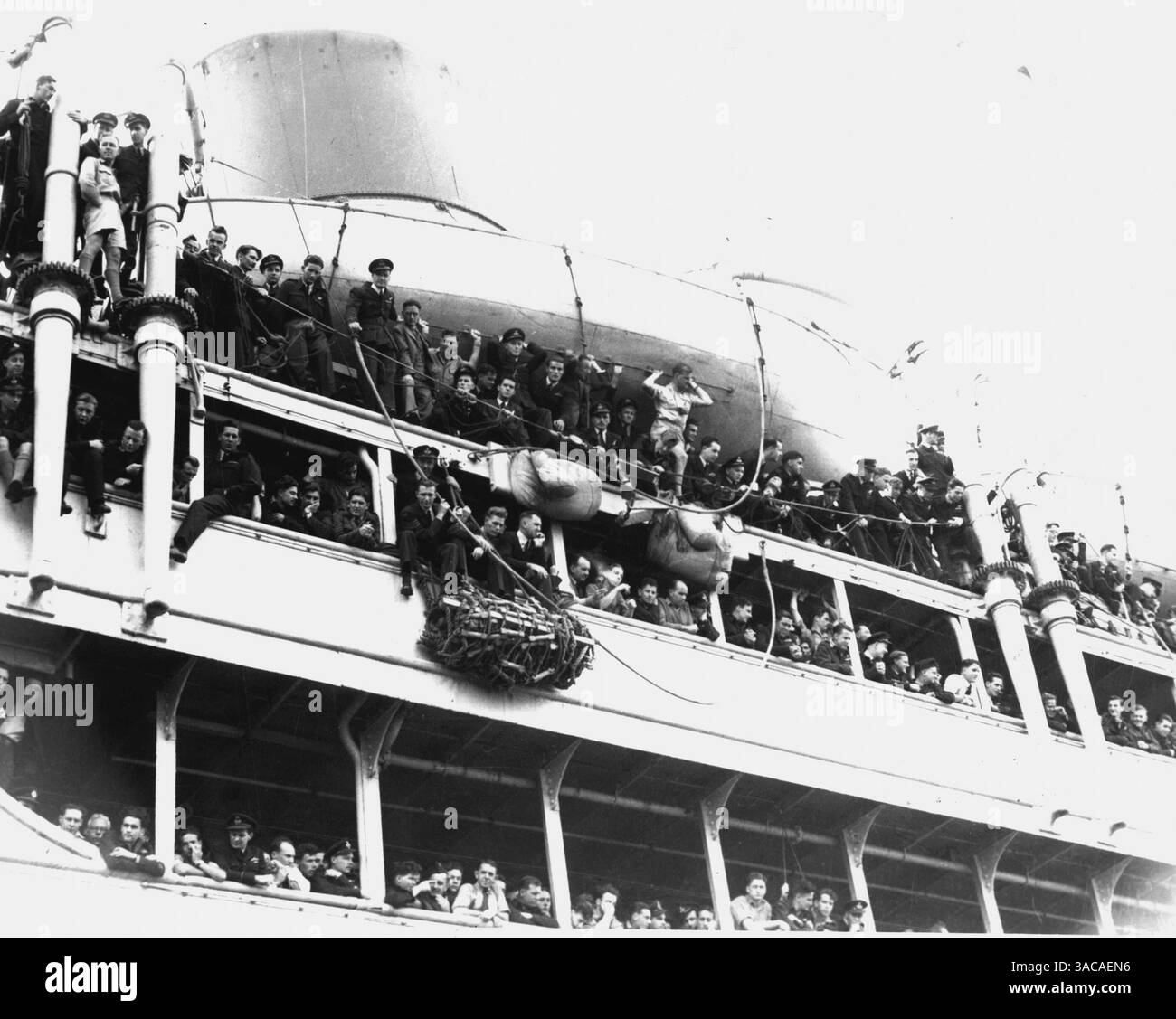 Troops returning to Sydney on board the Aquitnia. December 01, 1945 ...