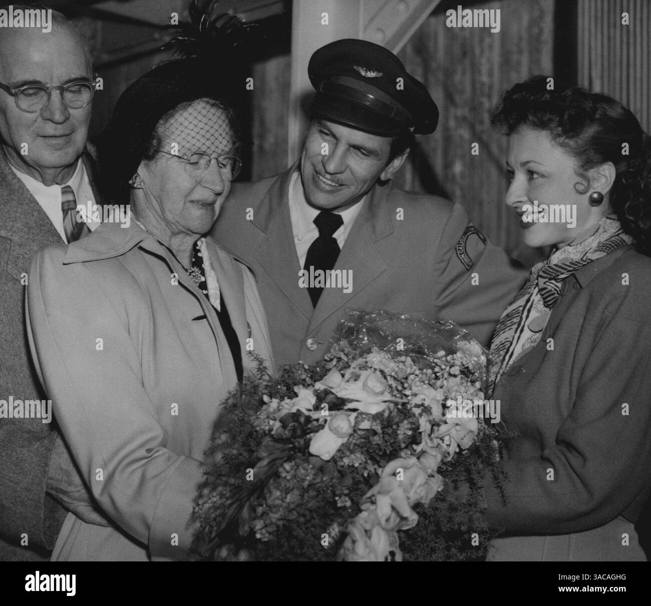 Mr. John Calvert (centre), American film actor at present In Aust ...
