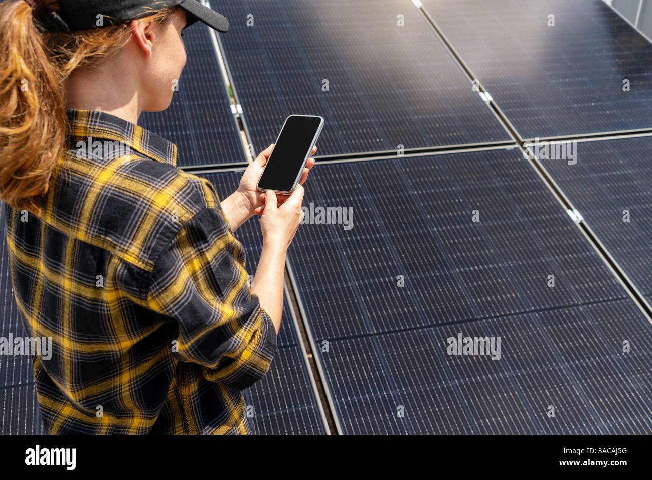 Woman monitoring efficiency solar hi-res stock photography and images - Alamy