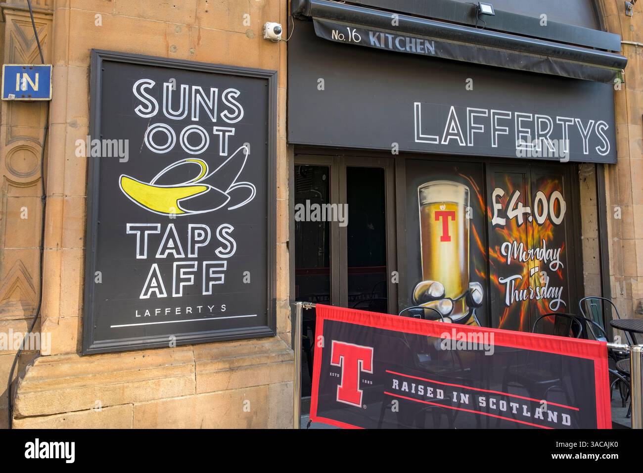 Glasgow pub fun hi-res stock photography and images - Alamy