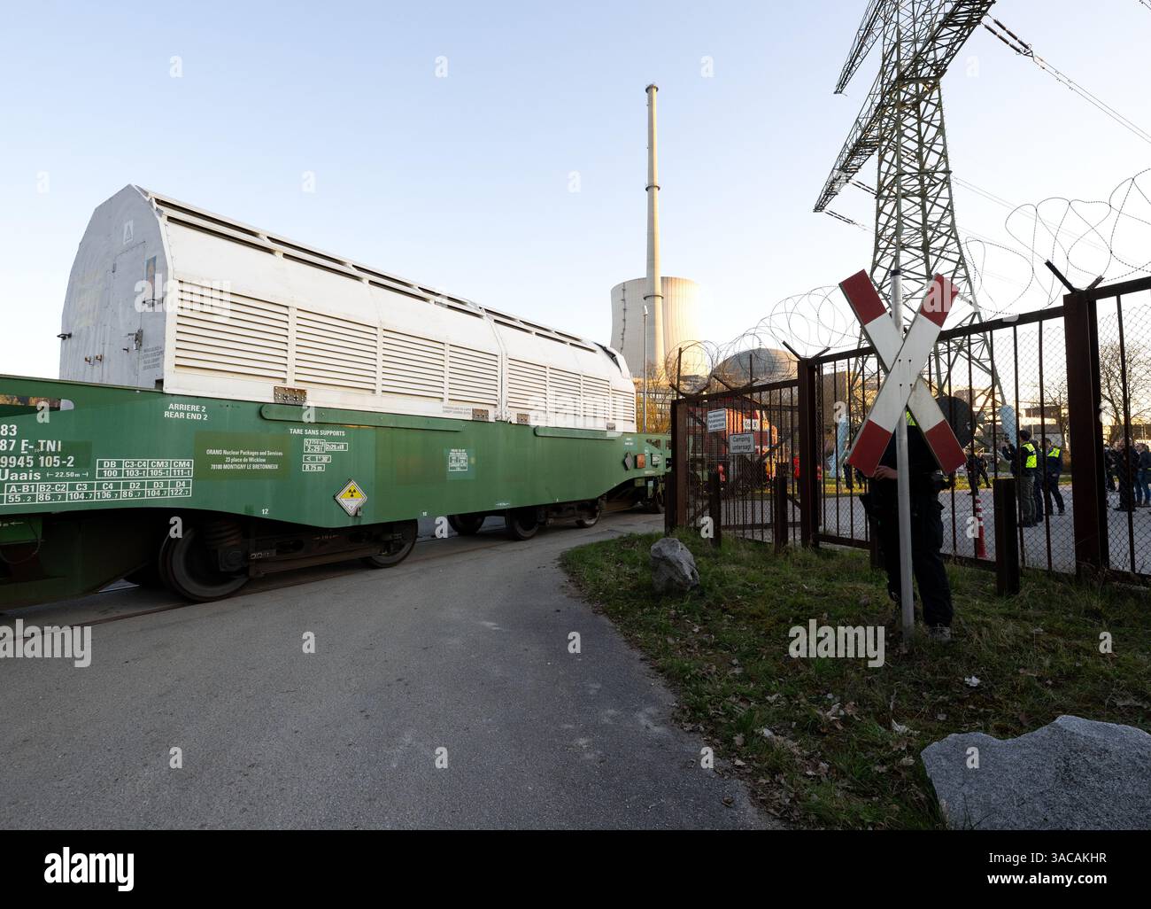 Niederaichbach, Germany. 03rd Apr, 2025. The train with seven Castor ...