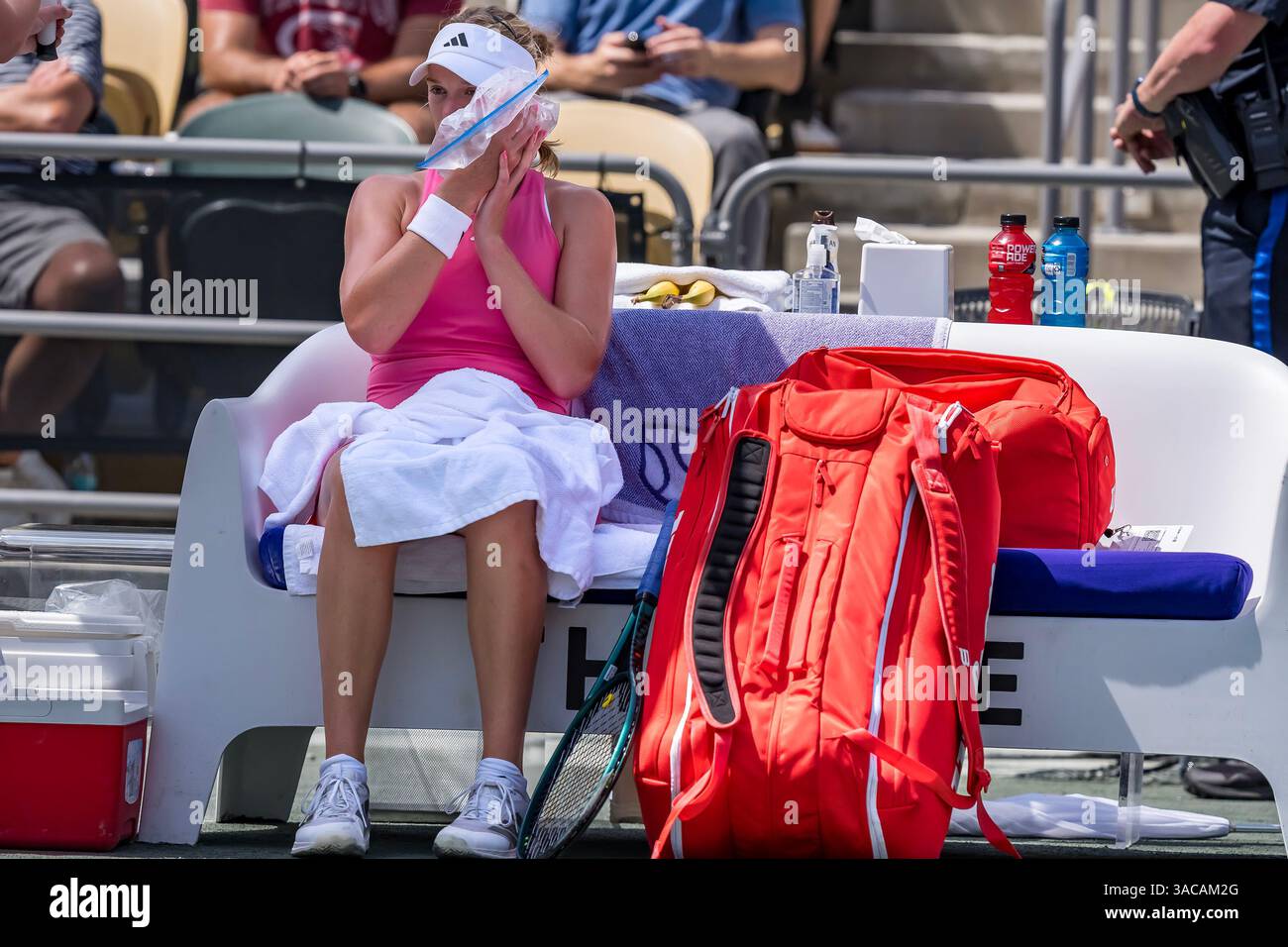 Daniel Island, Sc, USA. 3rd Apr, 2025. ASHLYN KRUEGER (USA) cools down in between sets during ...