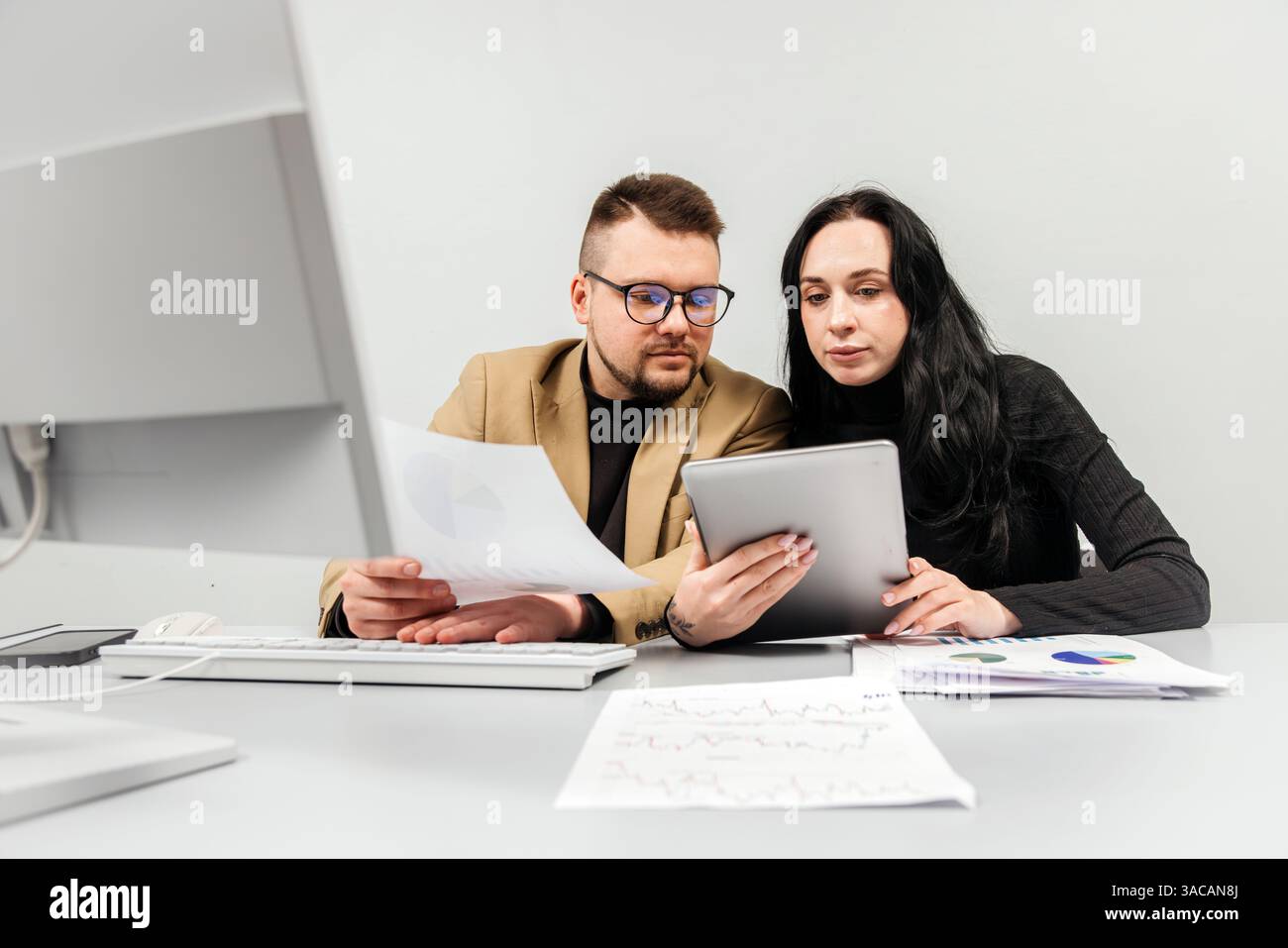 Two business people collaborate hi-res stock photography and images - Alamy