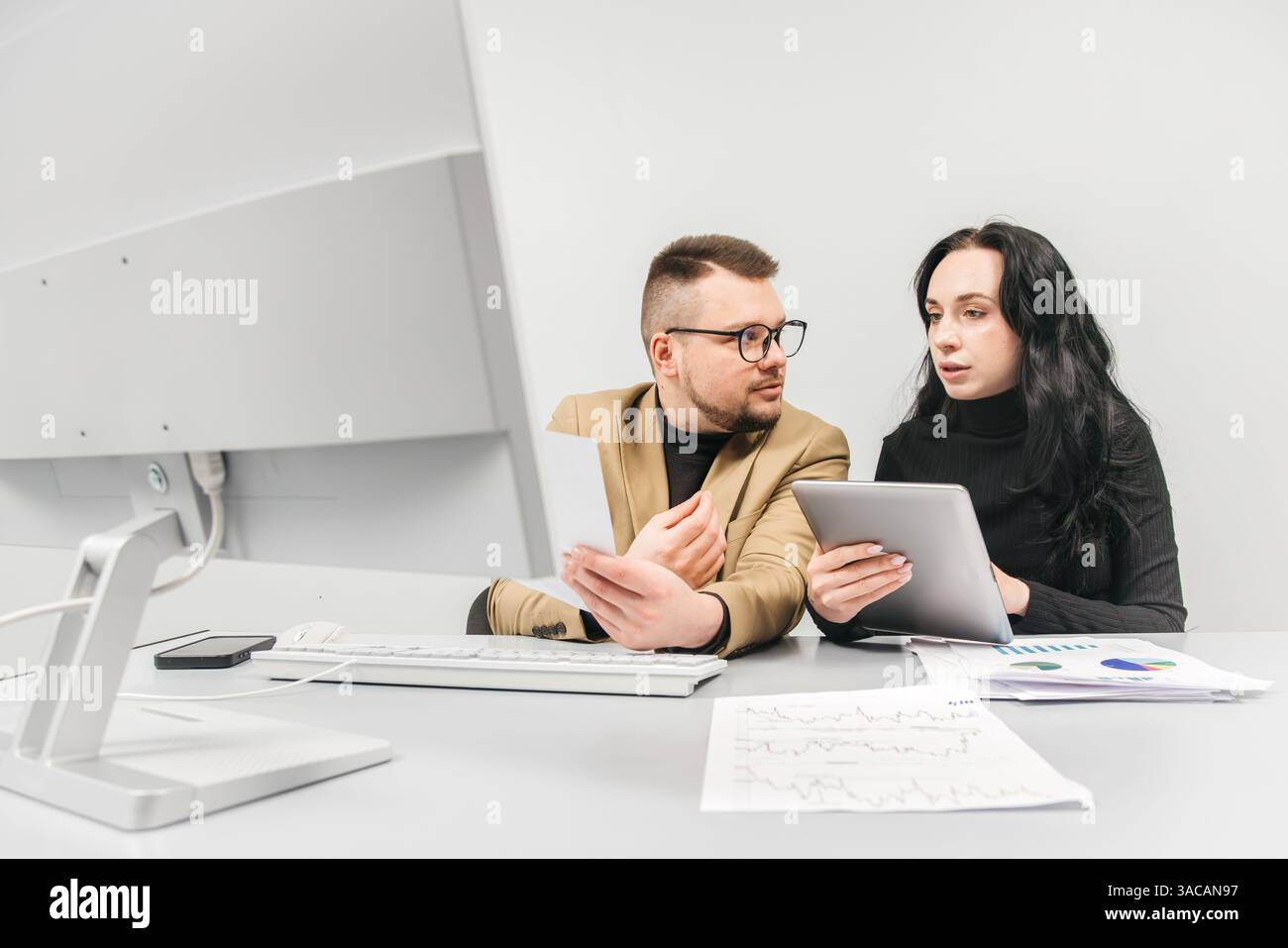 Manager talking employees during web hi-res stock photography and images - Alamy