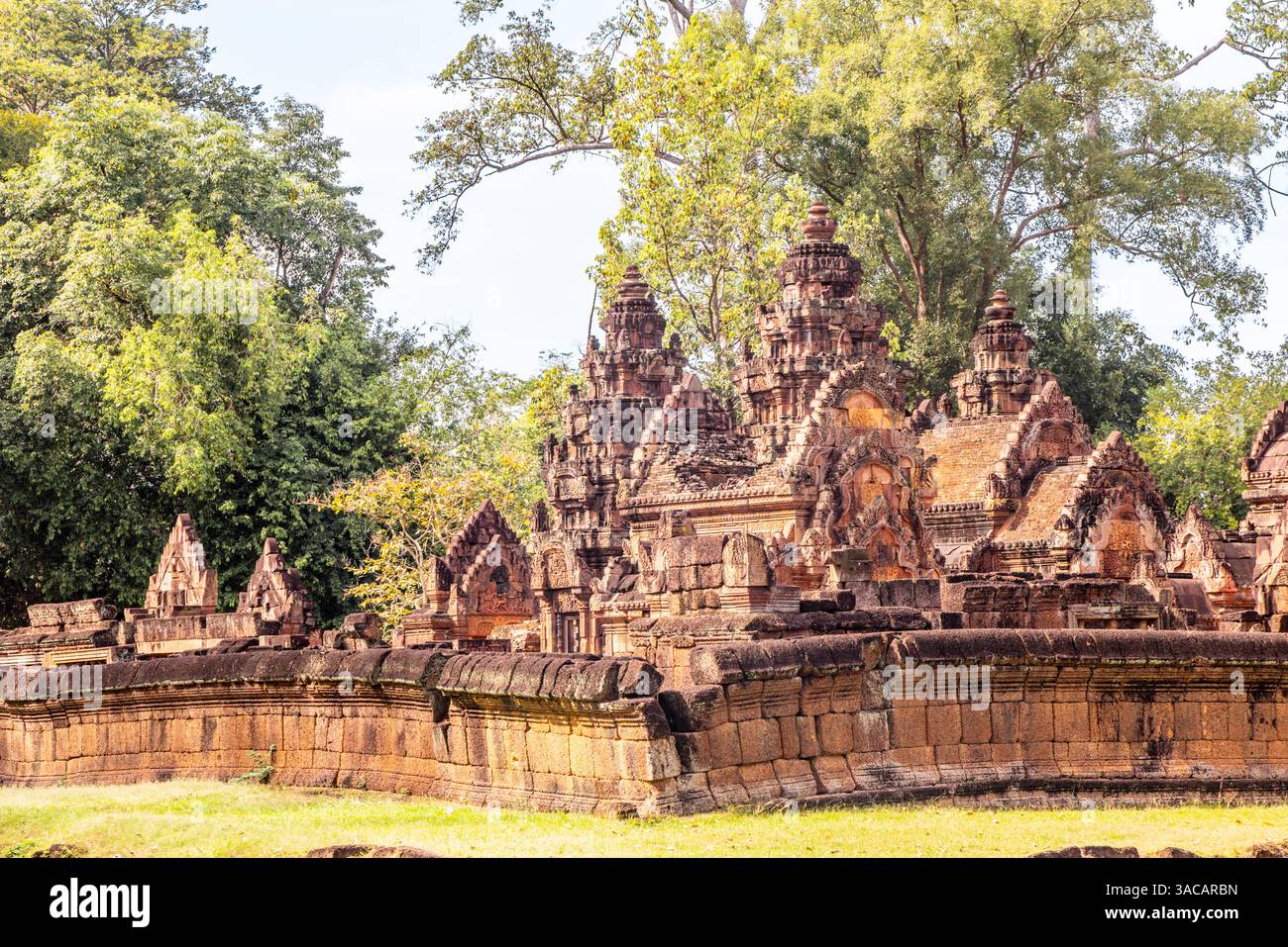 Hidden in jungles hindu Banteay Srei khmer ruined temple entrance ...