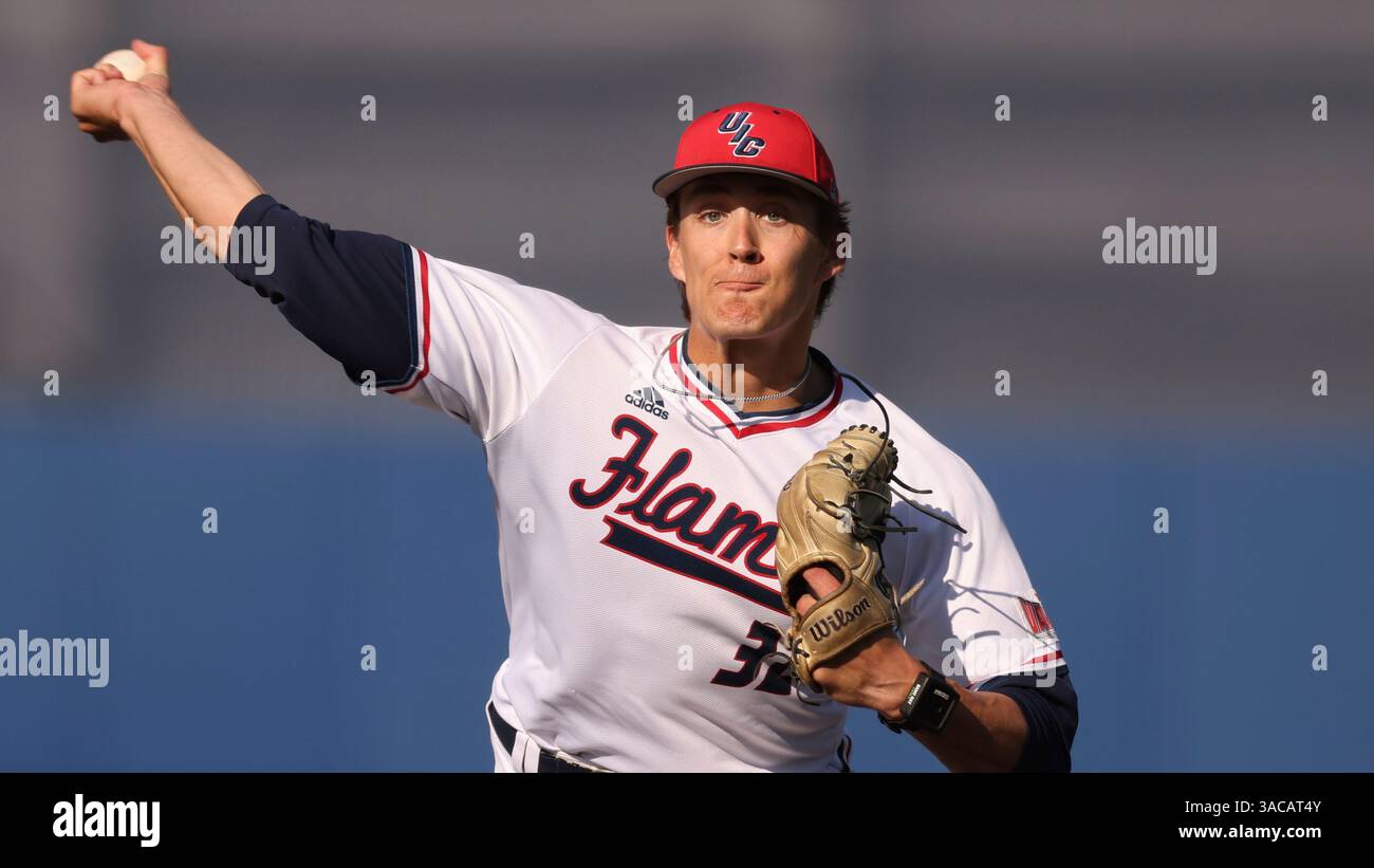 UIC's Dillon Schueler (32) throws during an NCAA baseball game on ...