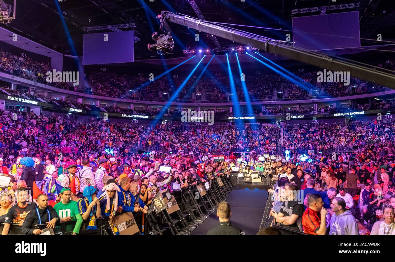 03 April 2025, Berlin: Darts: Premier League, matchday in Berlin, Uber ...