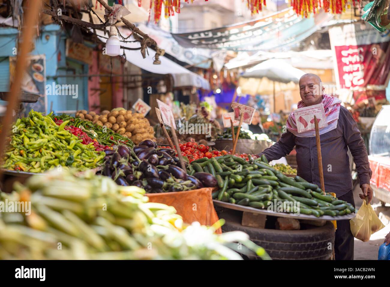 Alexandria 03042025 - Ein Stand mit Obst und Gemuese in einer ...