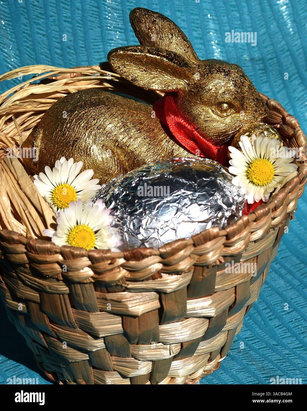 Silver golden easter eggs hi-res stock photography and images - Alamy